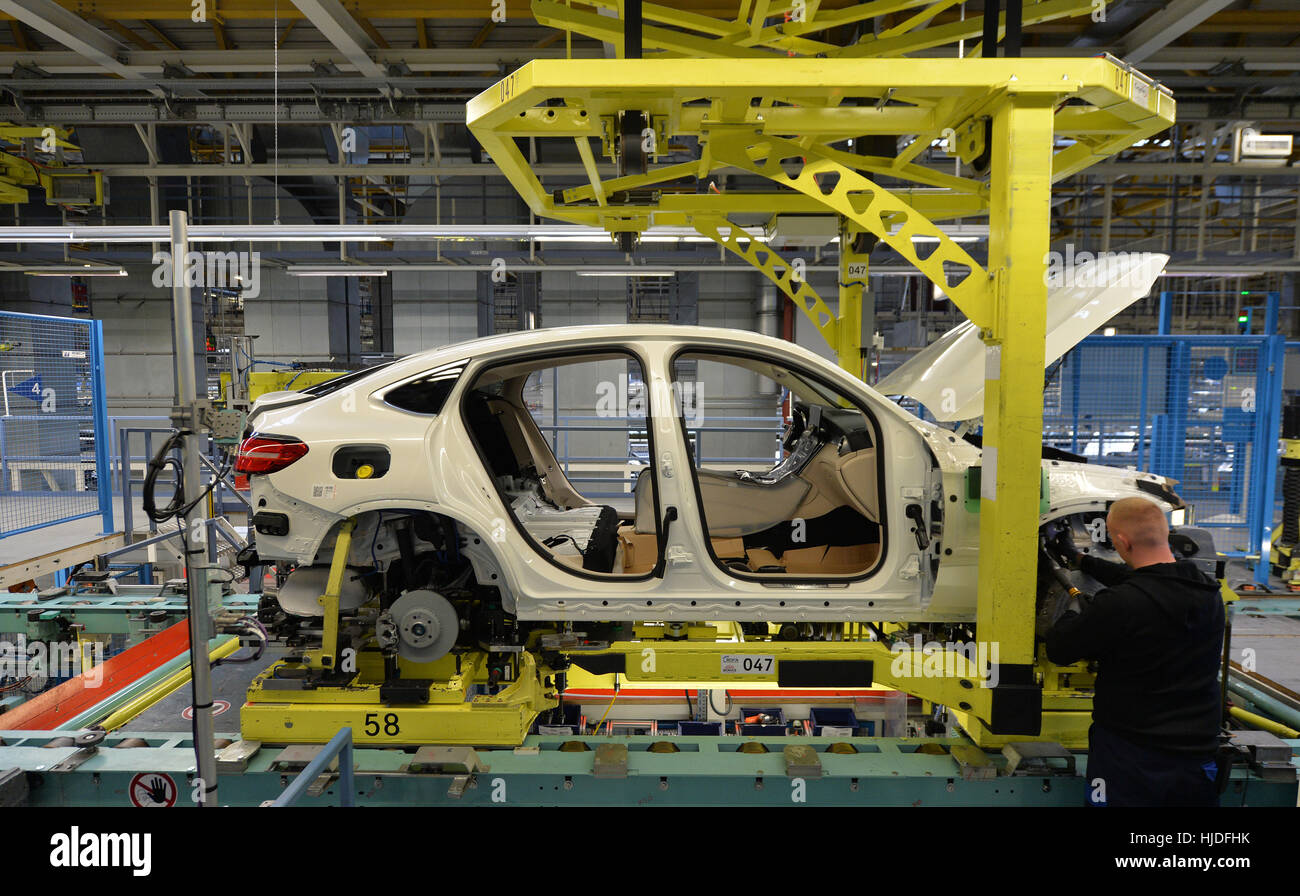 An employee works on a C-Class at the Mercedes Benz manufactory in ...