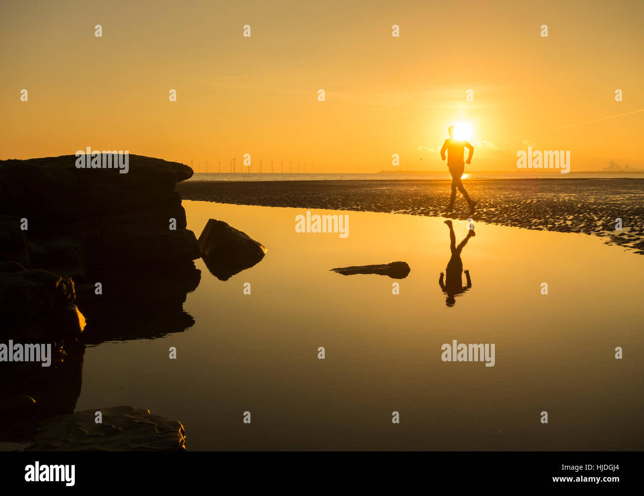 Seaton Carew, UK. 25th Jan, 2017. Weather: A jogger on Seaton Carew ...