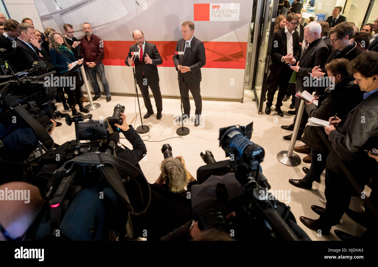 Martin Schulz (SPD, l) and SPD parliamentary group chairman Thomas ...