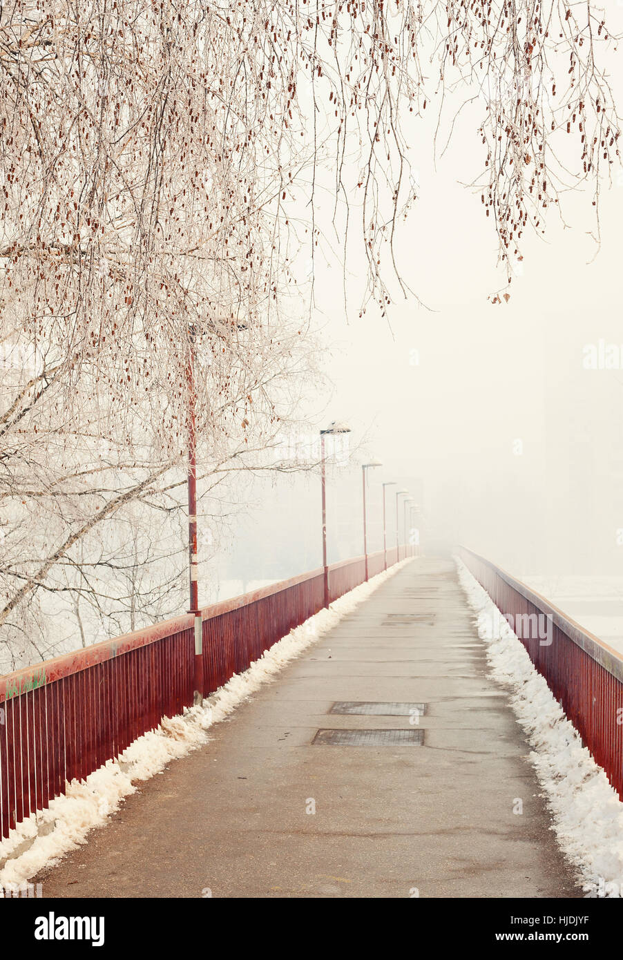 Fog under bridge hi-res stock photography and images - Alamy