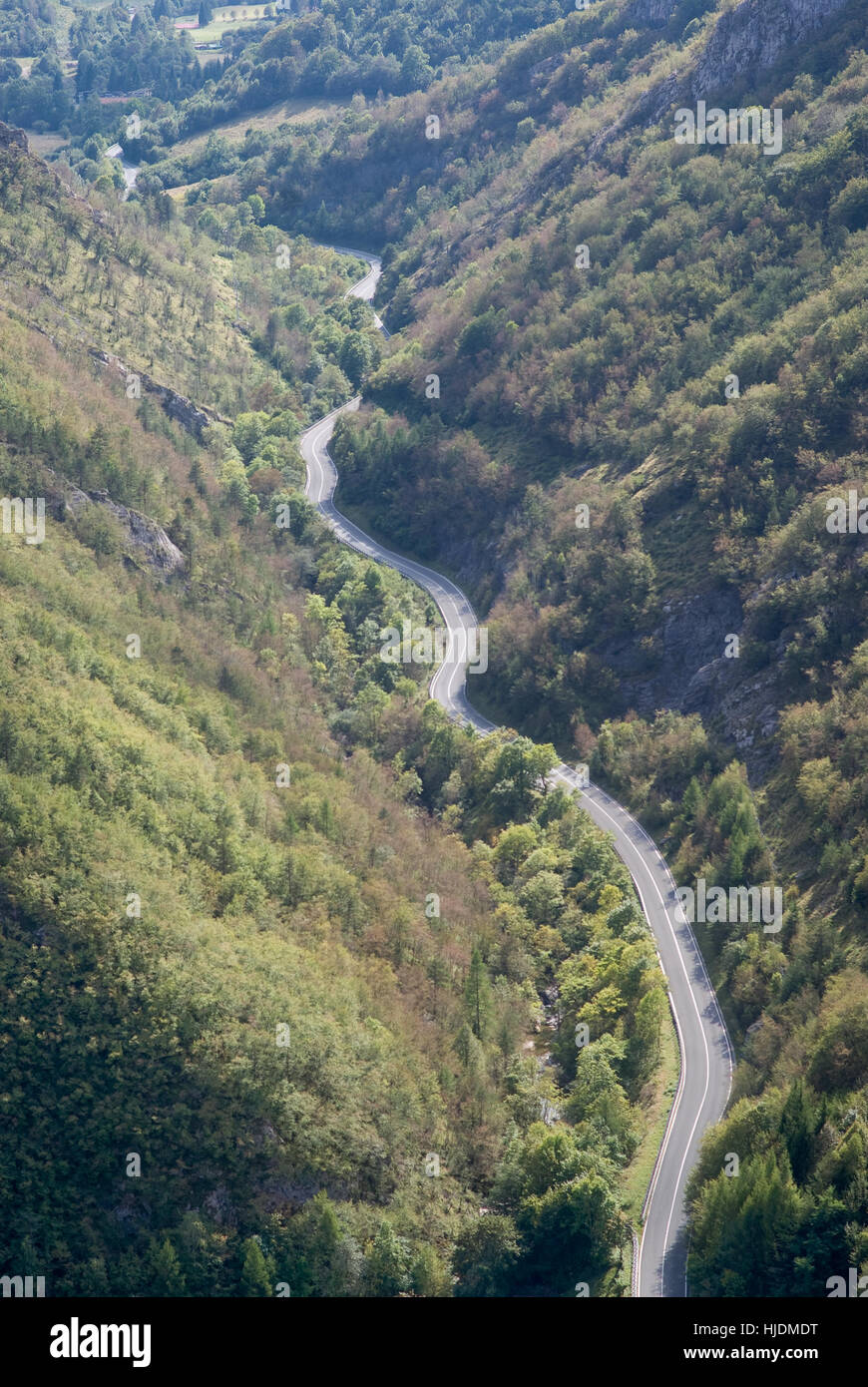 Empty road through the mountains hi-res stock photography and images ...