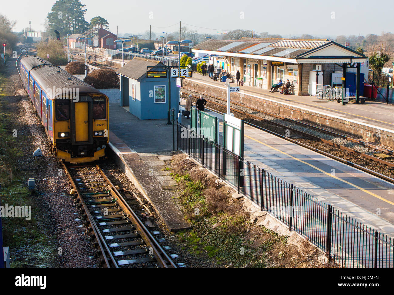 Castle Cary railway station with 2 car DMU platform 3 Stock Photo - Alamy