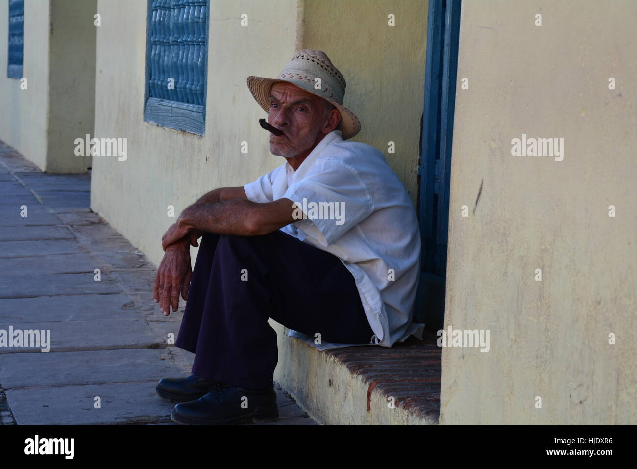 Cuba cigar old man smoking cuban man hi-res stock photography and ...