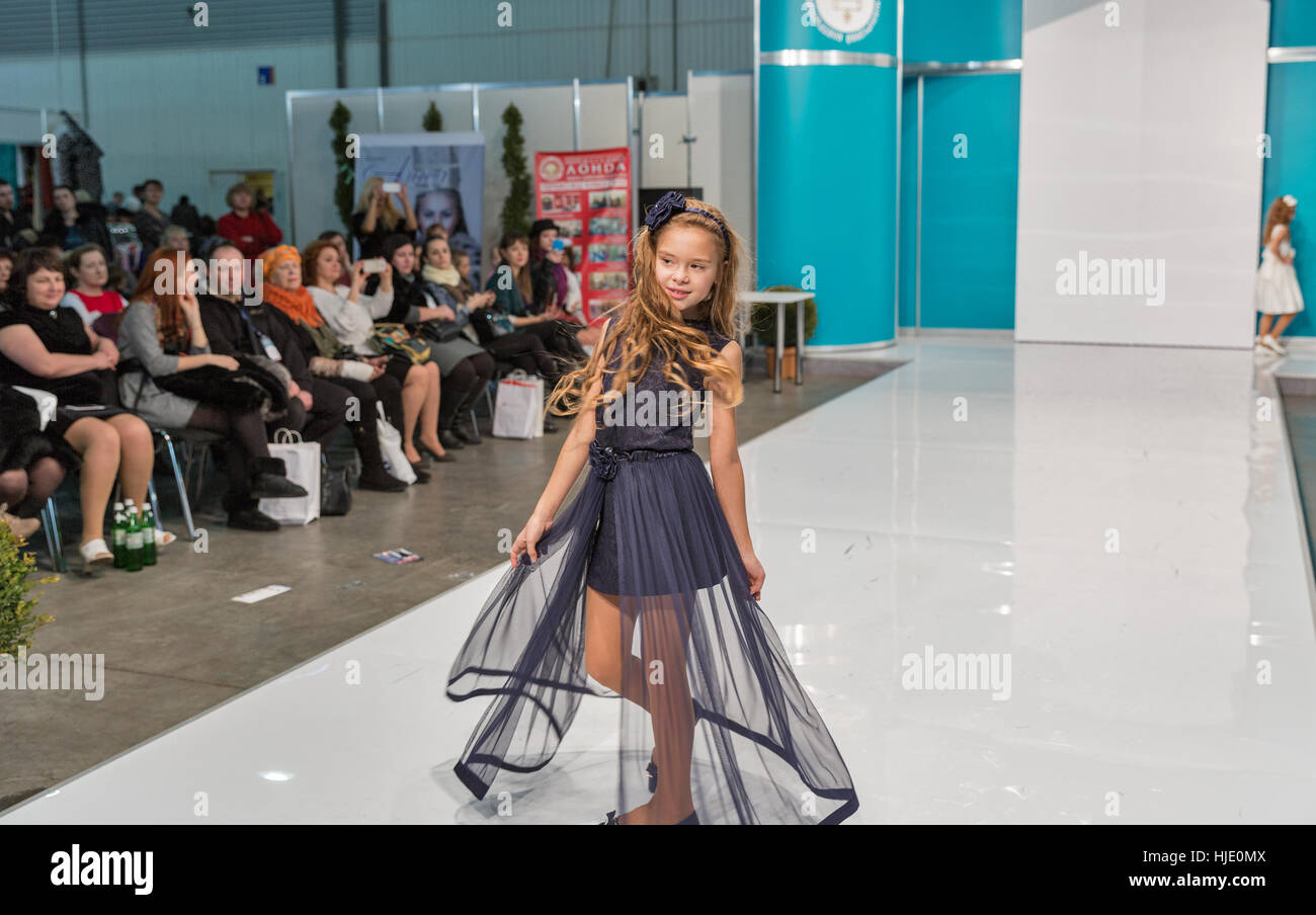 Child girl model catwalk hi-res stock photography and images - Alamy