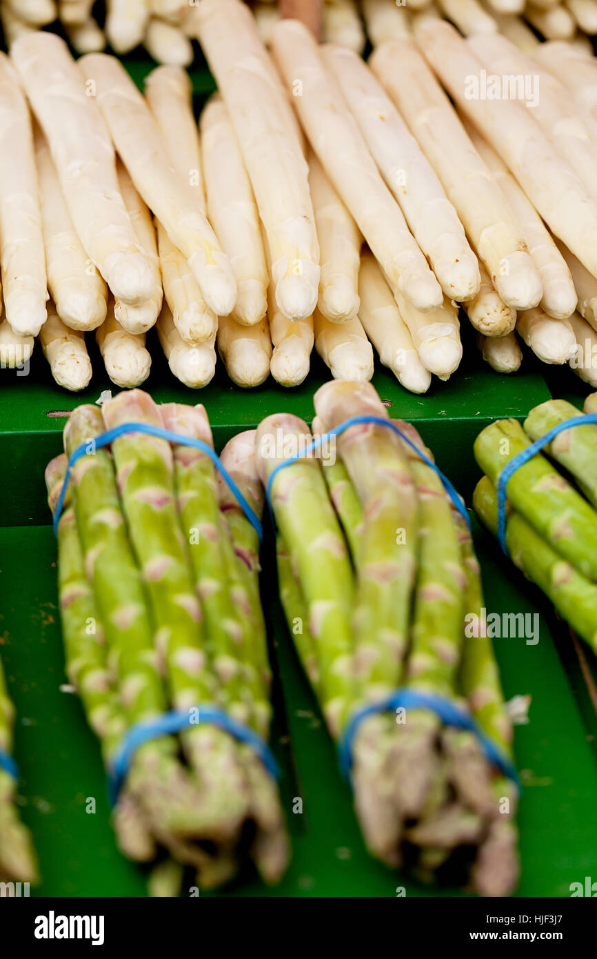 fresh delicious white and green asparagus spears and spargelk Stock ...