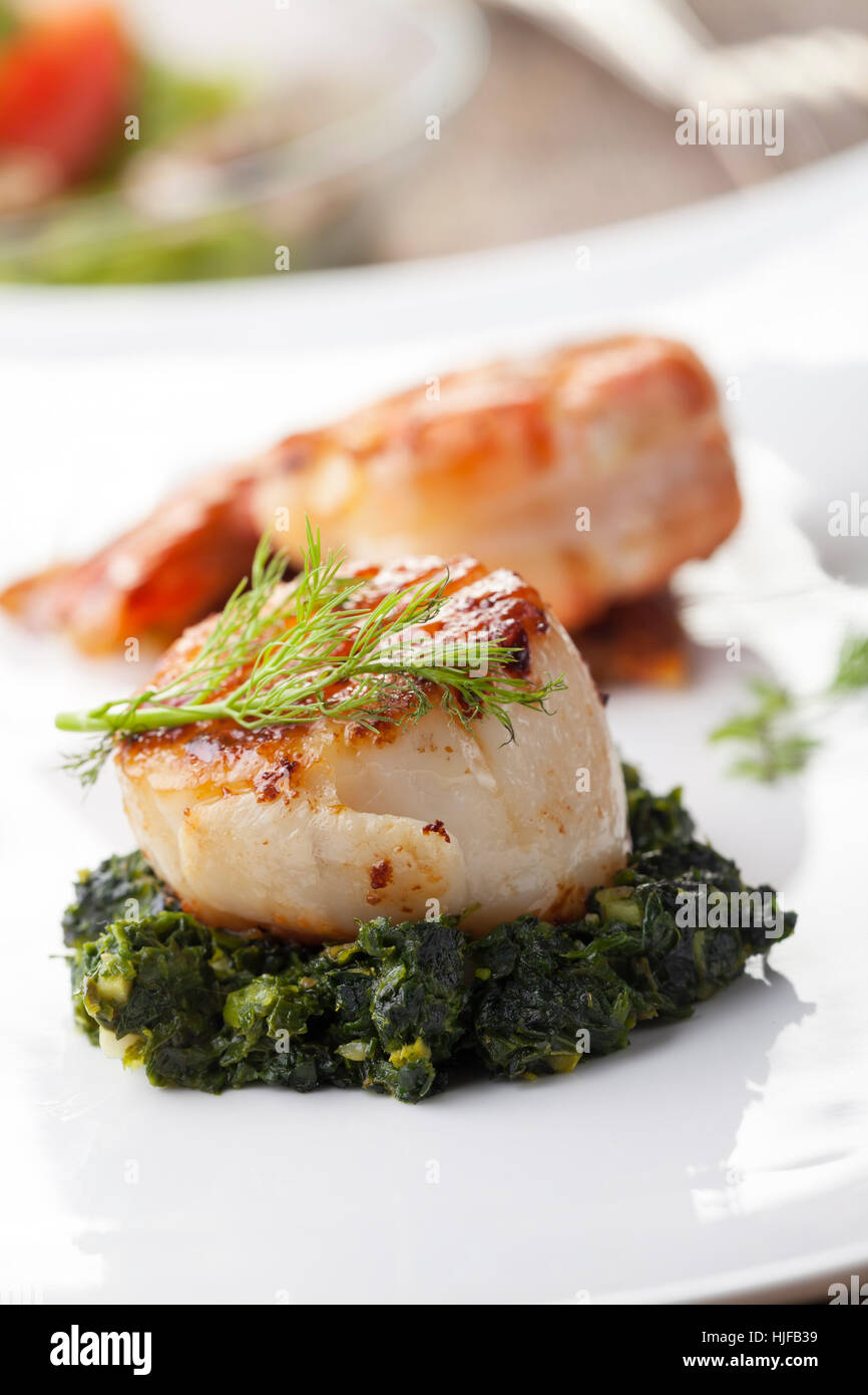 Scallops on half shell hi-res stock photography and images - Alamy