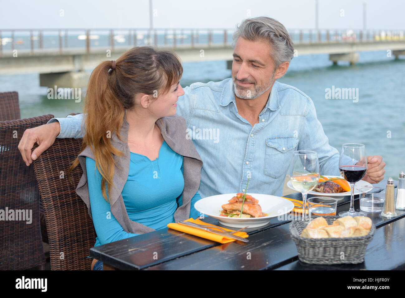Couple eating outdoors Stock Photo - Alamy