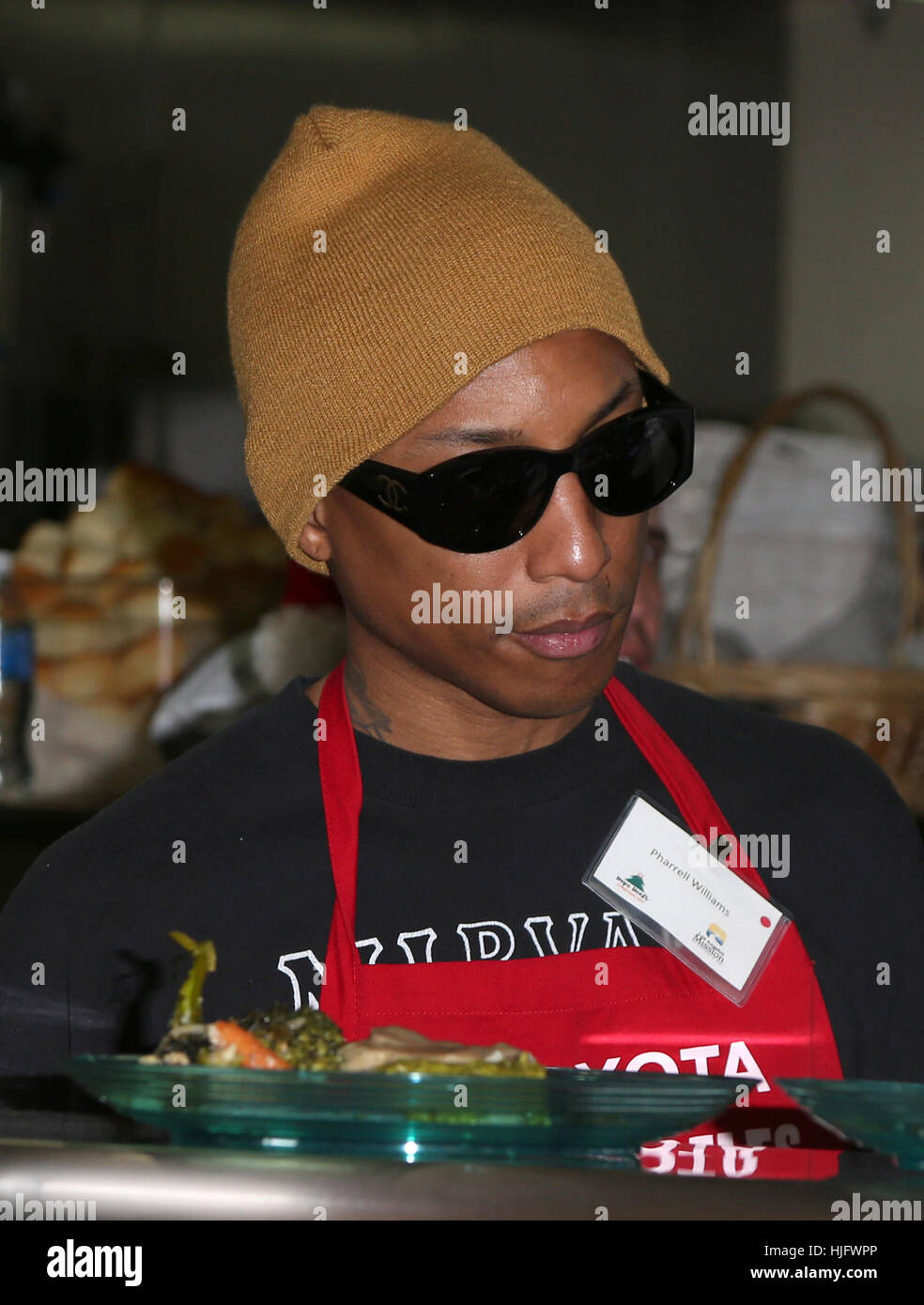 Los Angeles Mission Christmas Celebration For the Homeless Featuring ...