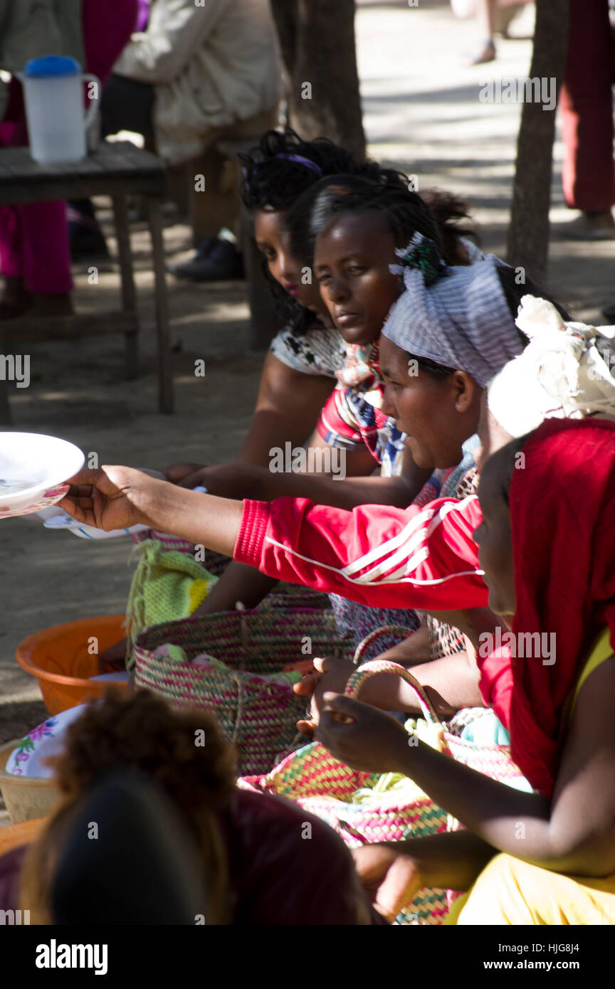Women washing dishes and serving food at the Amora Gedel fish market in ...