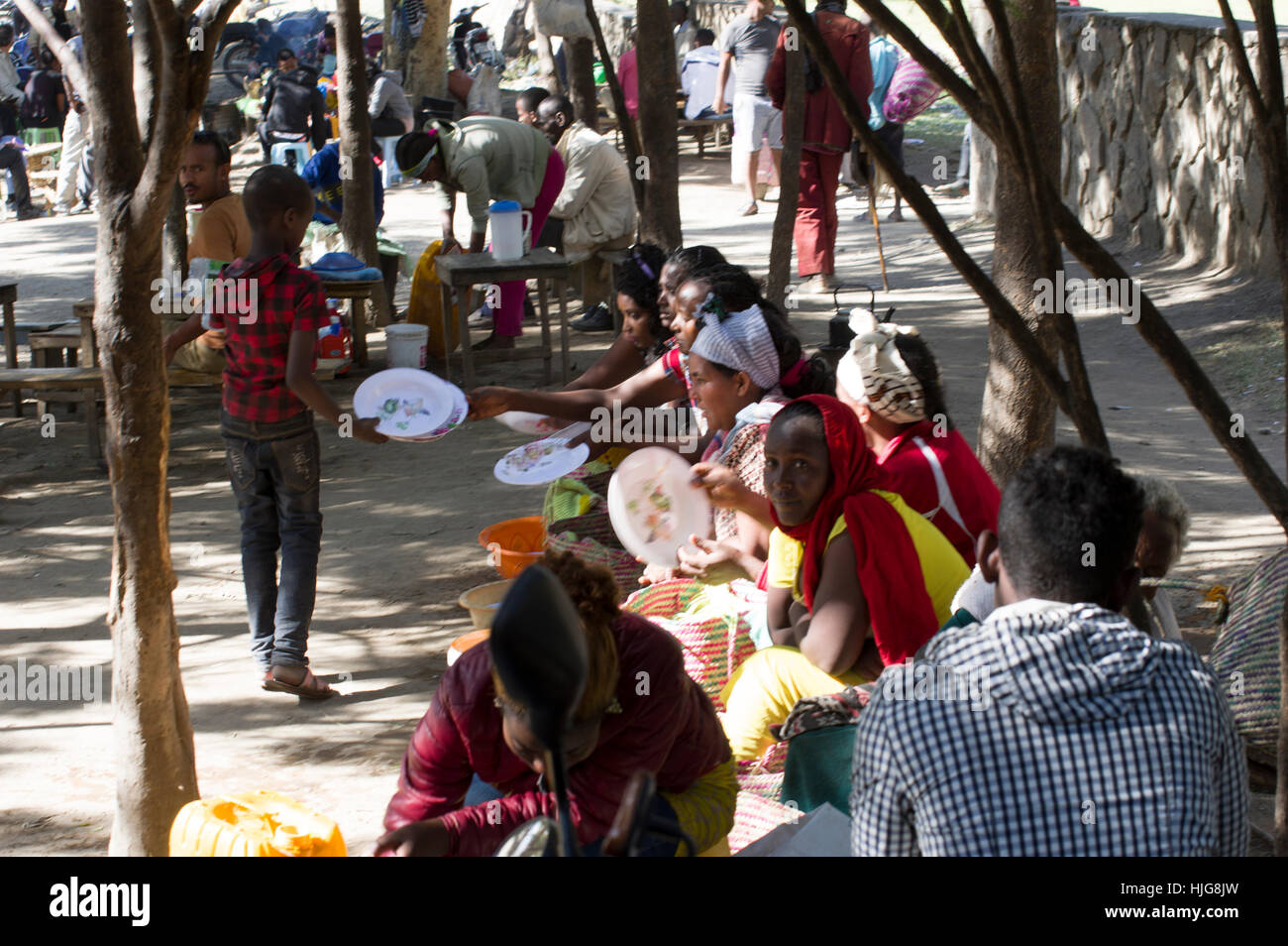 Women washing dishes and serving food at the Amora Gedel fish market in ...