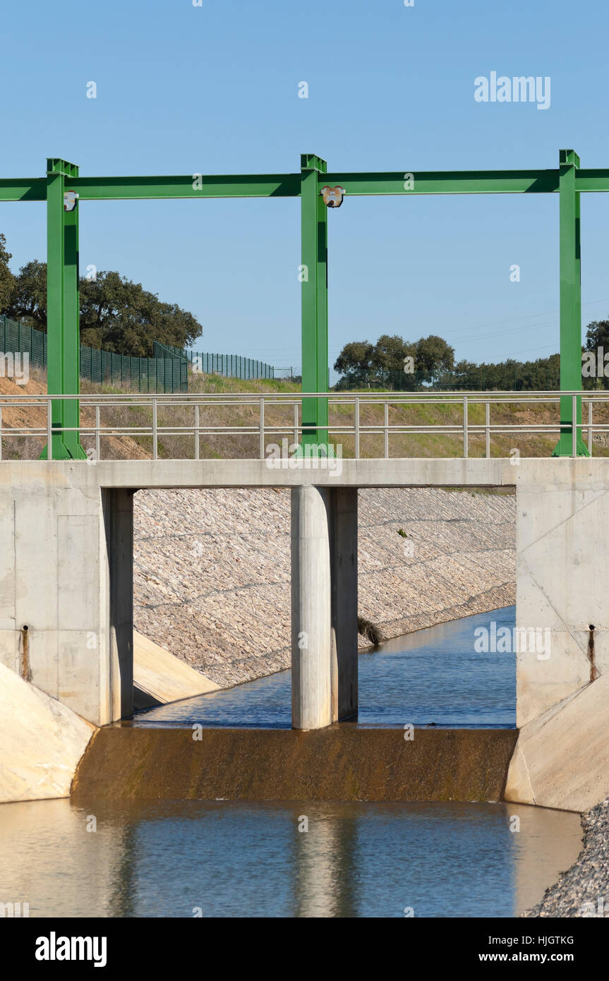 goal, passage, gate, archgway, gantry, sluice, canal, watering ...