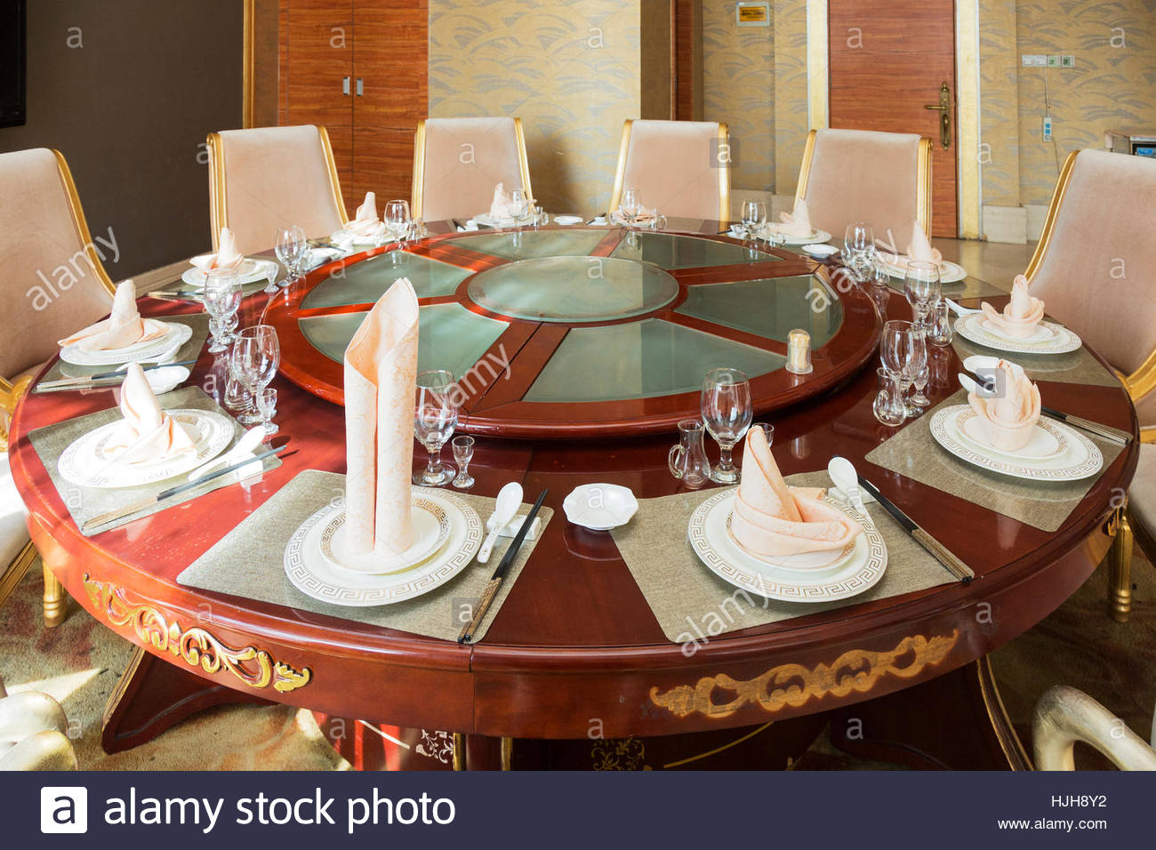 Round Table Chinese Restaurant Stock Photos & Round Table Chinese ...