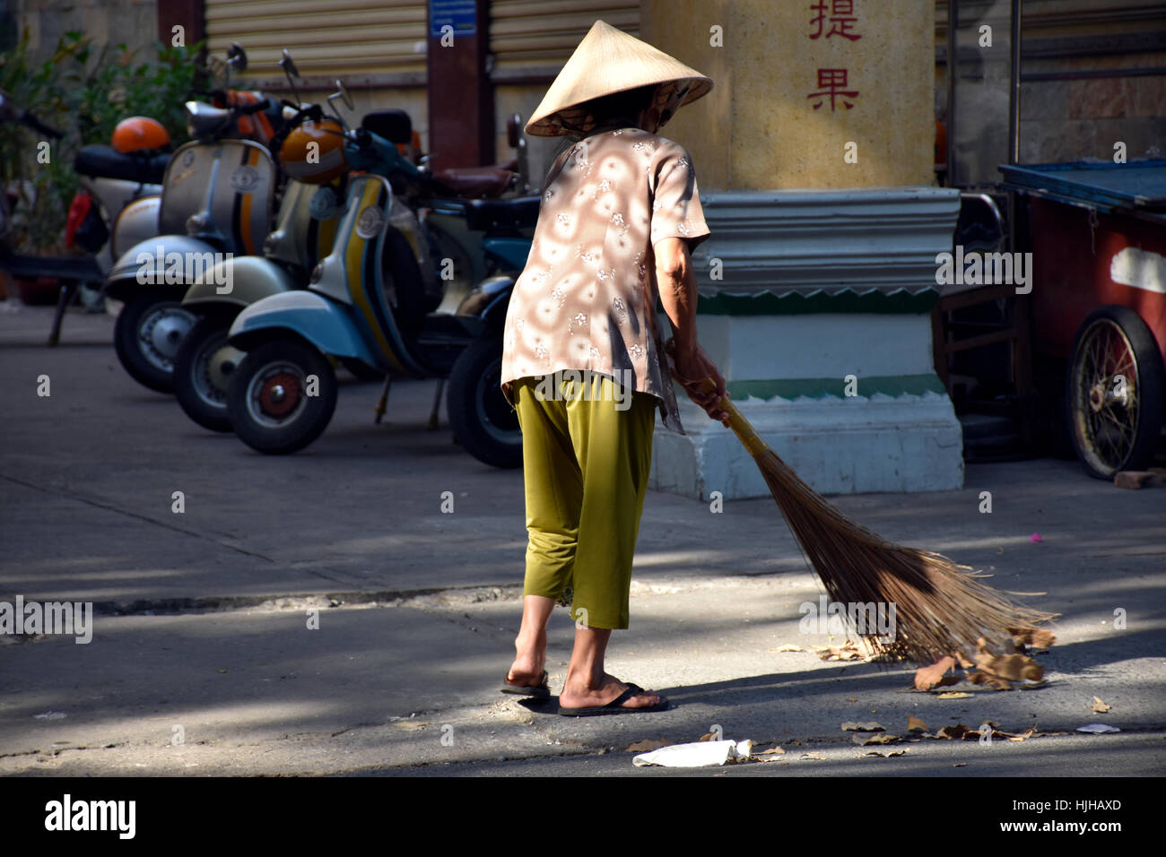 Chinese Cleaning Lady High Resolution Stock Photography and Images - Alamy