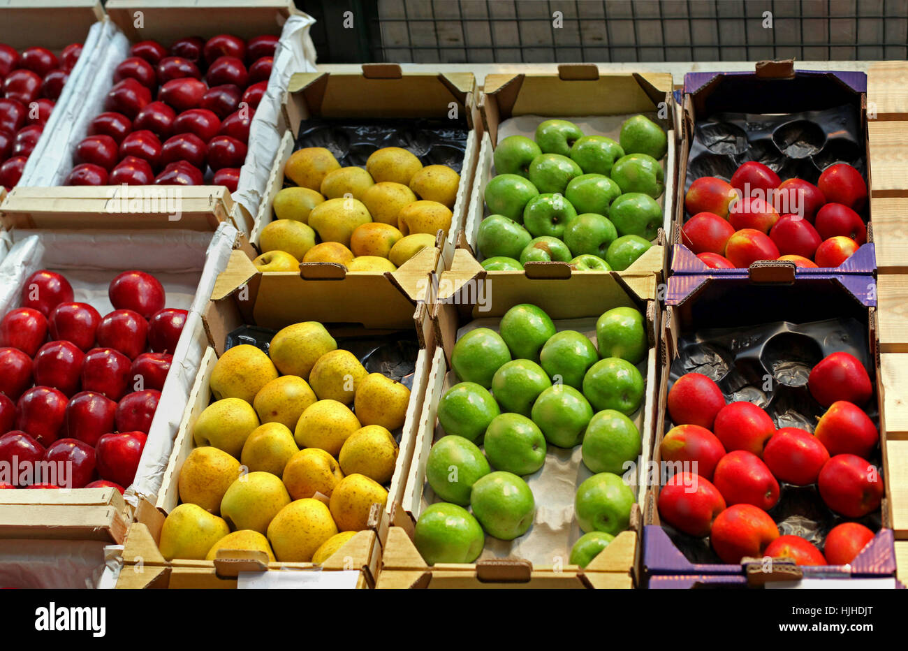 Cardboard crates apples hi-res stock photography and images - Alamy