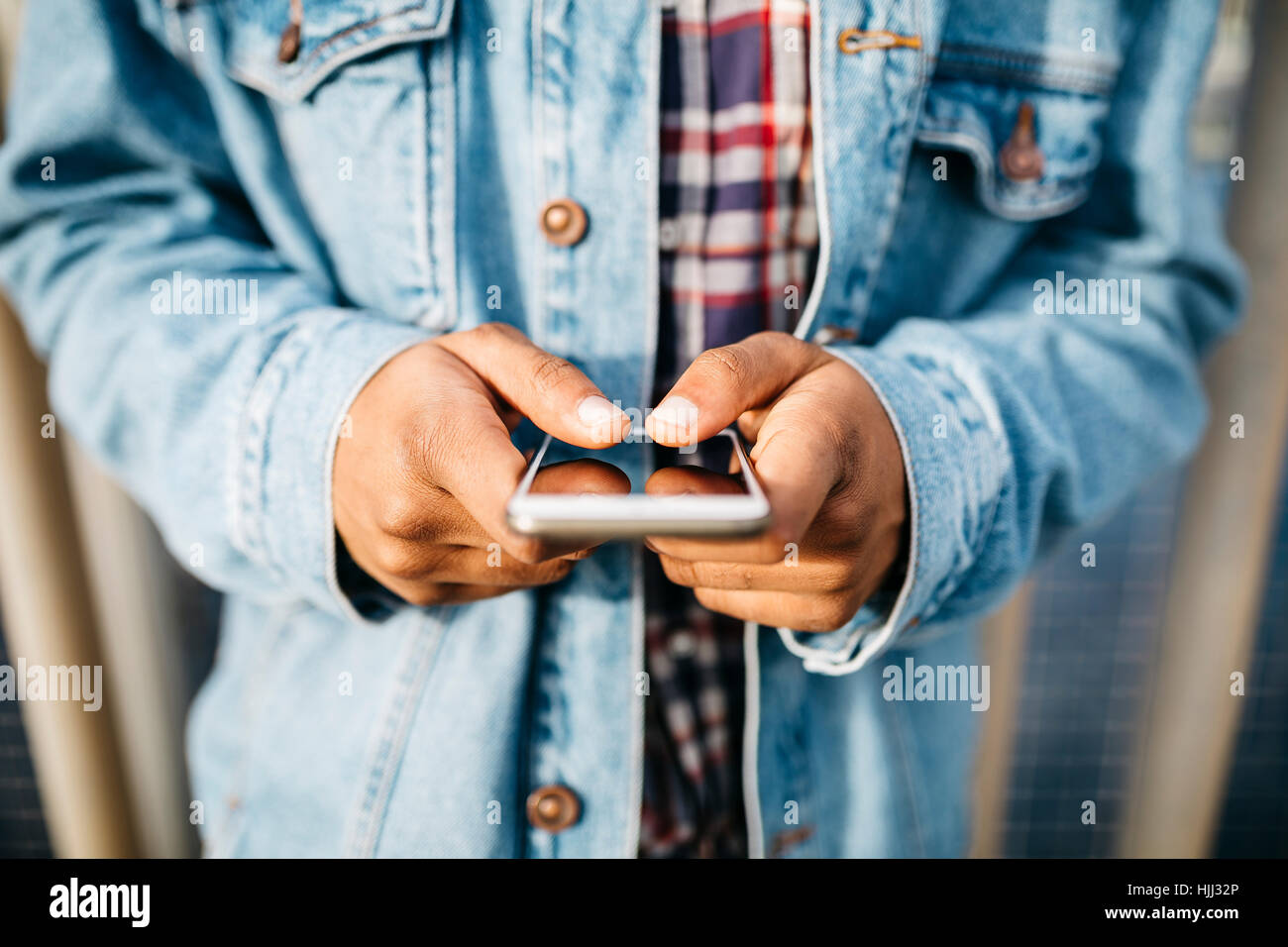 Man's hands text messaging Stock Photo - Alamy