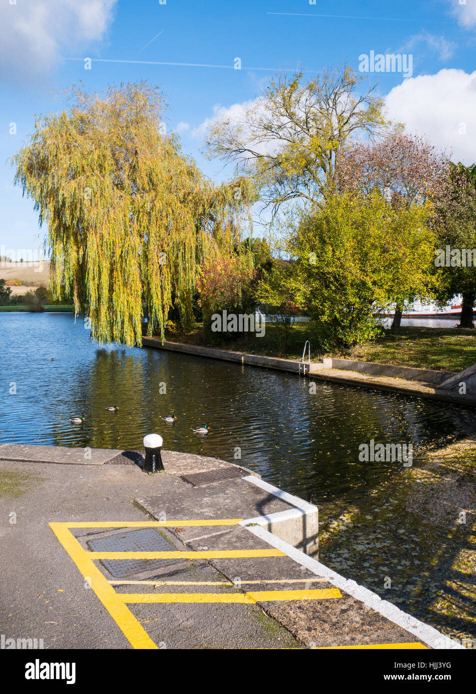 Mapledurham Lock High Resolution Stock Photography and Images - Alamy
