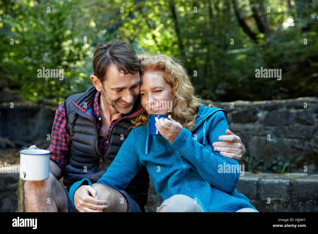 Hikng couple taking a break hi-res stock photography and images - Alamy