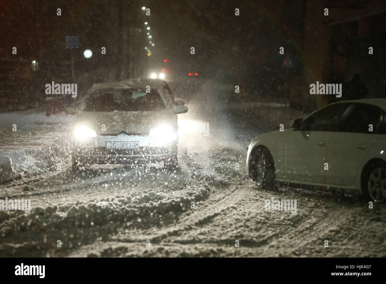 Cars driving through intersection traffic hi-res stock photography and ...