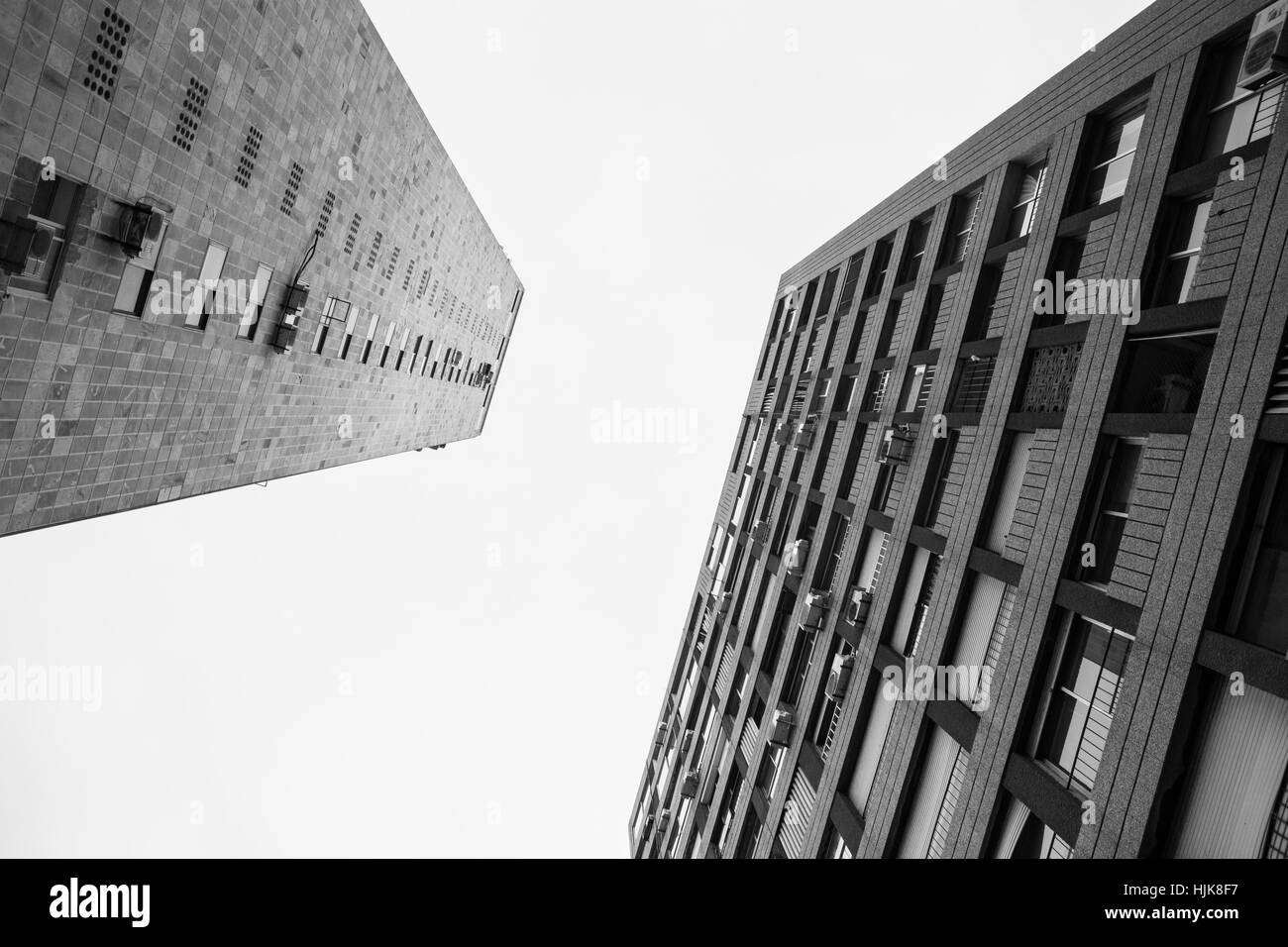 Vista contrapicada de edificios con cielo Stock Photo - Alamy