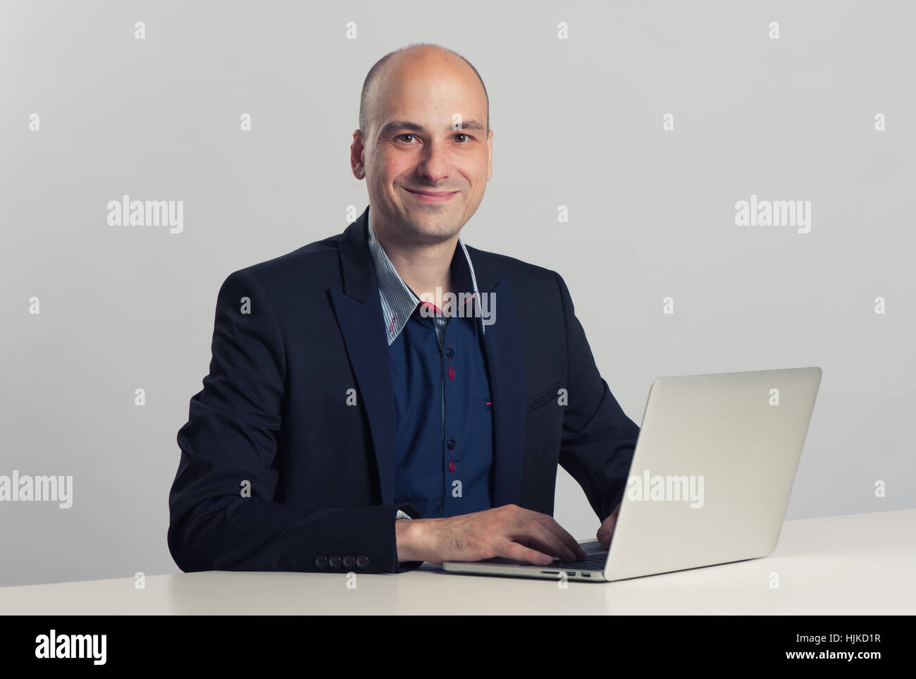 Sit desk hi-res stock photography and images - Alamy