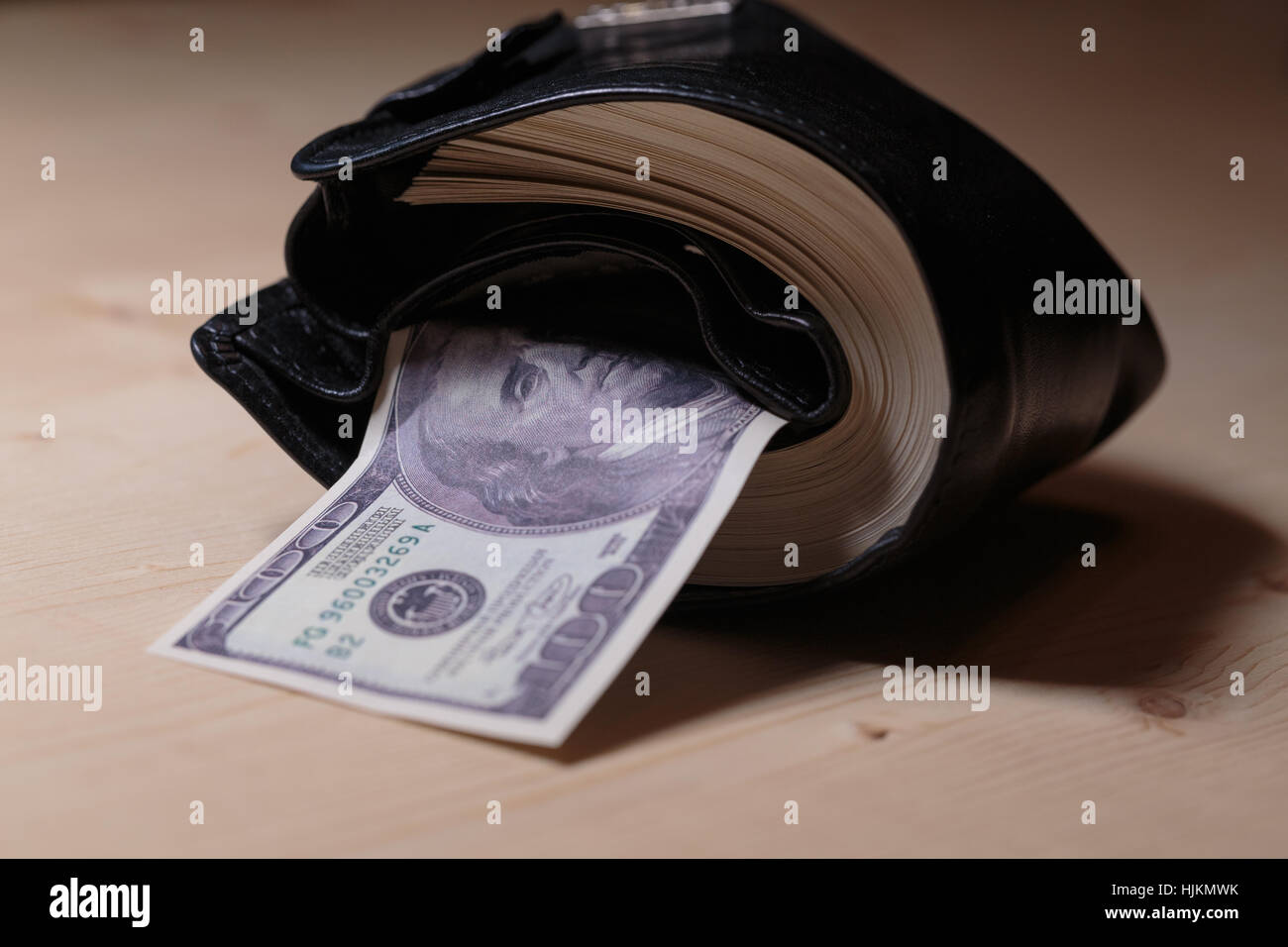 Wallet full of cash Stock Photo - Alamy