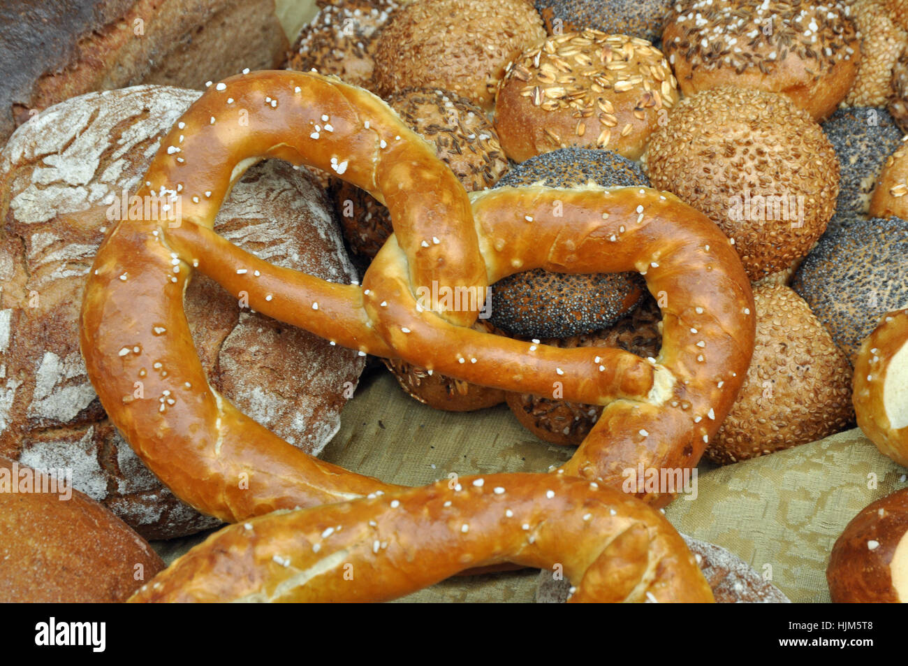 food, aliment, bread, pastry, roll, kaiser, pretzel, food, aliment ...