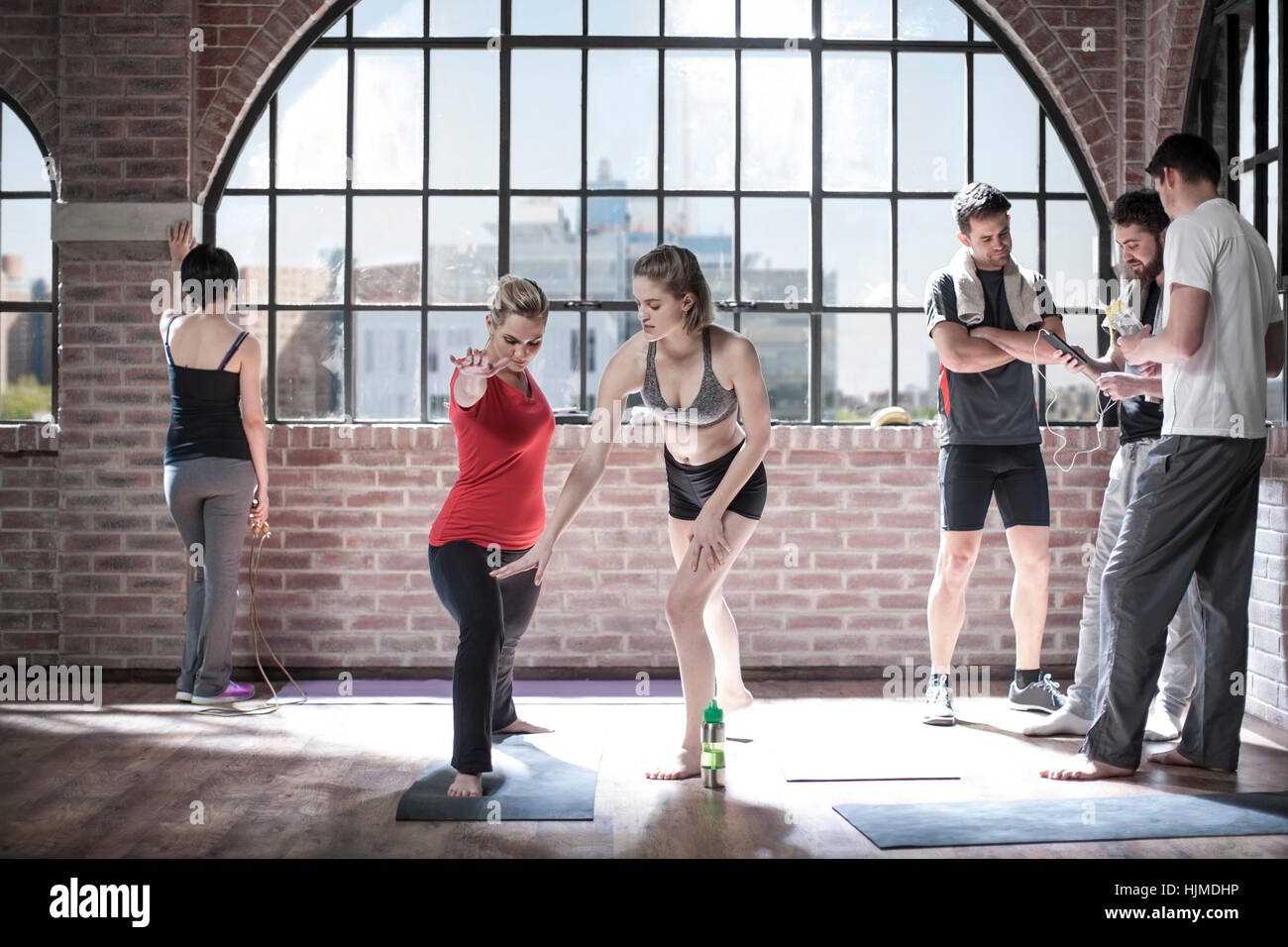 Woman instructing yoga class Stock Photo - Alamy