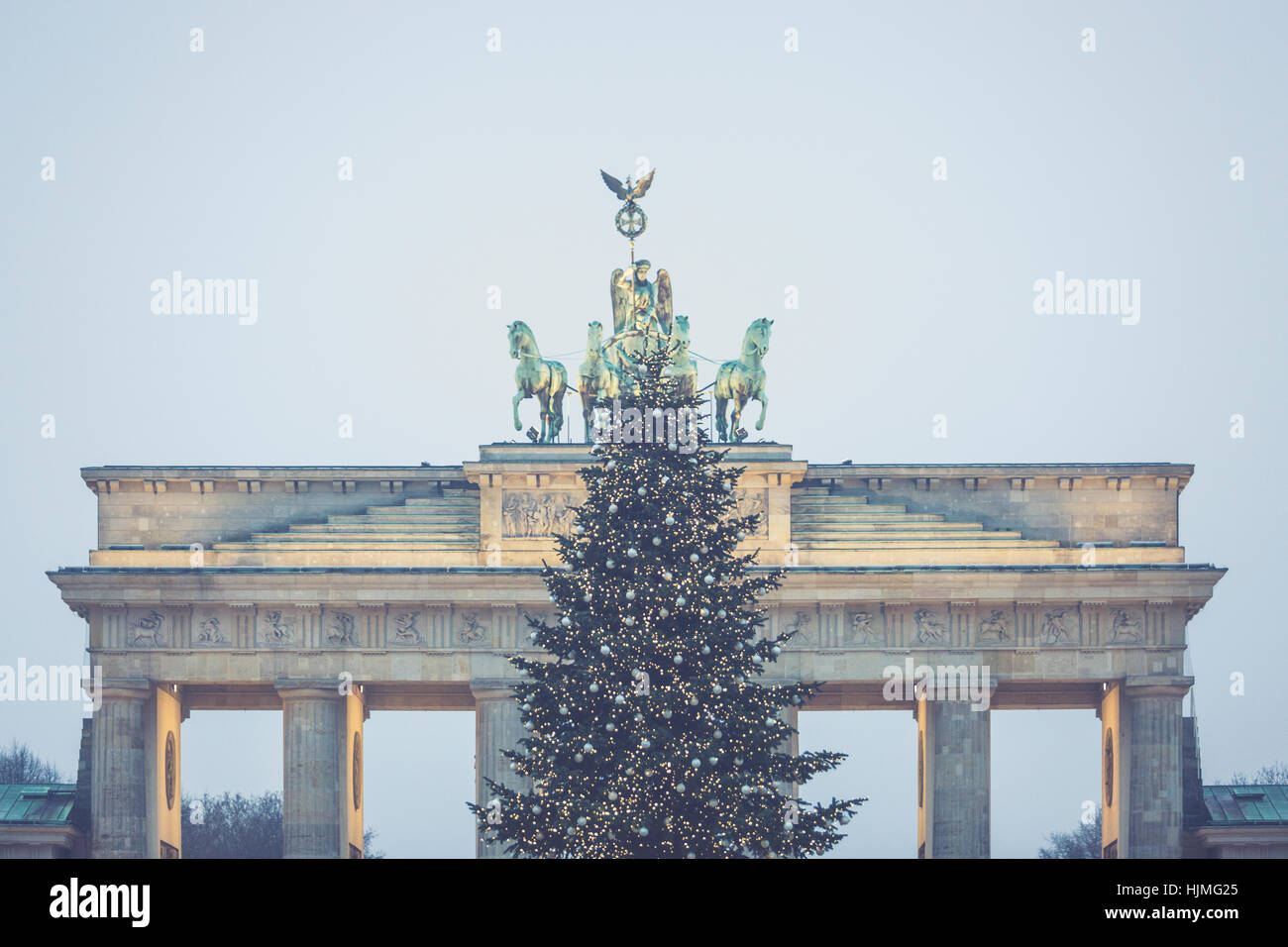 Germany, Berlin, Christmas tree in front of Brandenburg Gate Stock ...