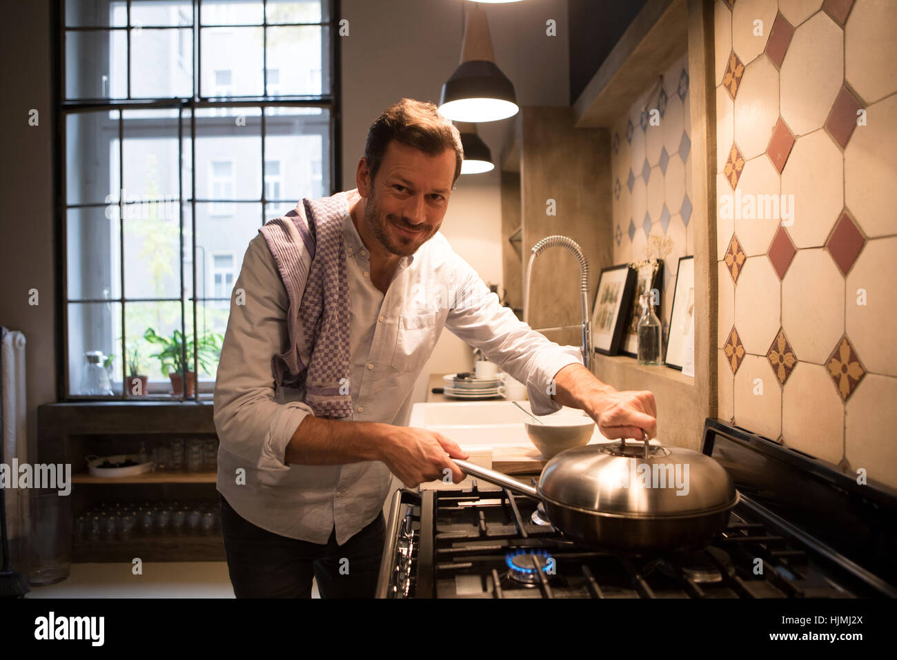 Portrait of smiling man cooking at home Stock Photo - Alamy