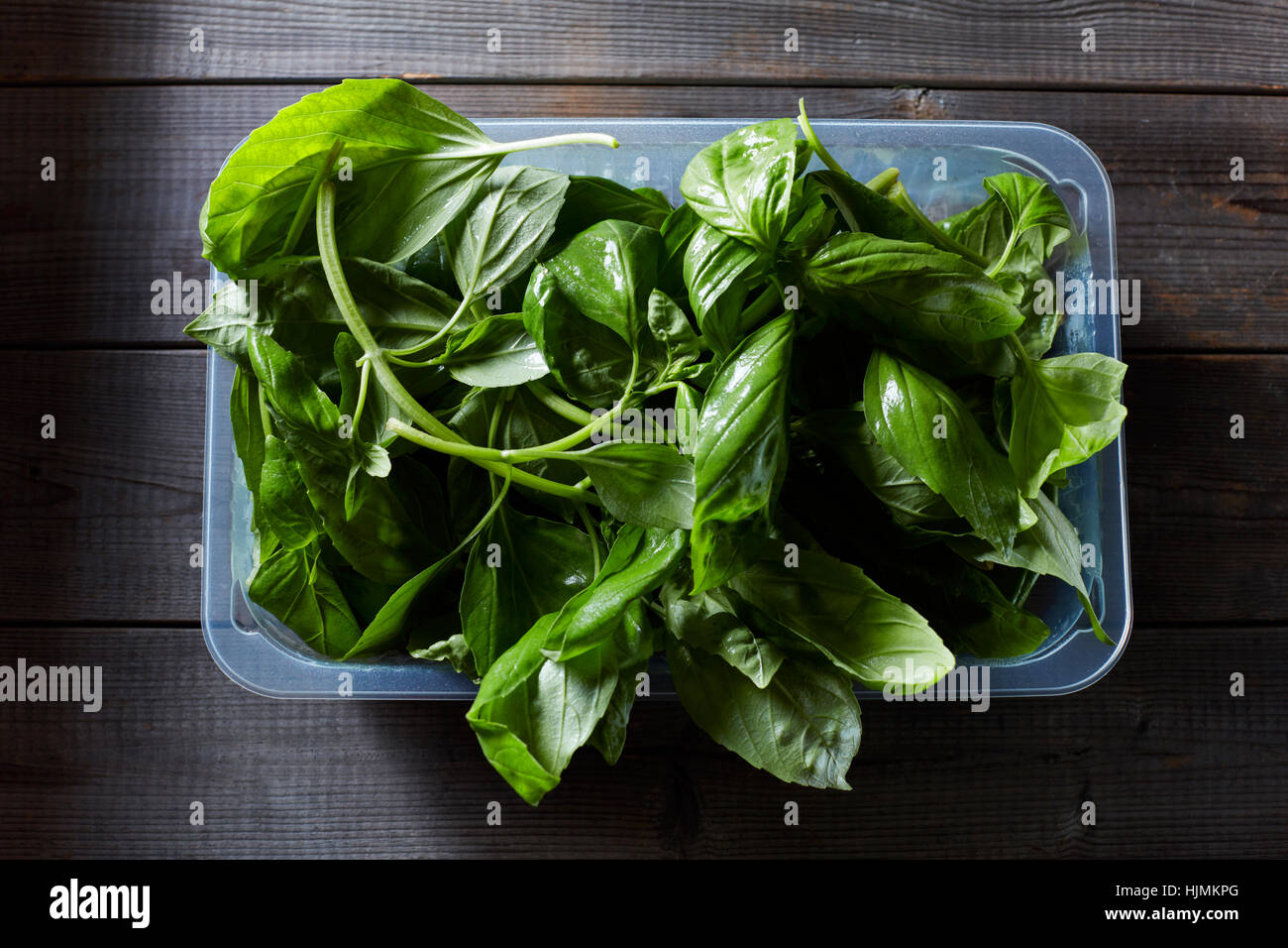 Box of fresh basil Stock Photo - Alamy