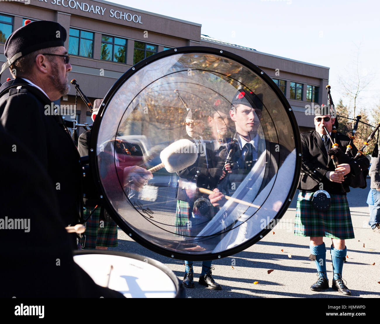 Bagpipes remembrance day poppy hi-res stock photography and images - Alamy