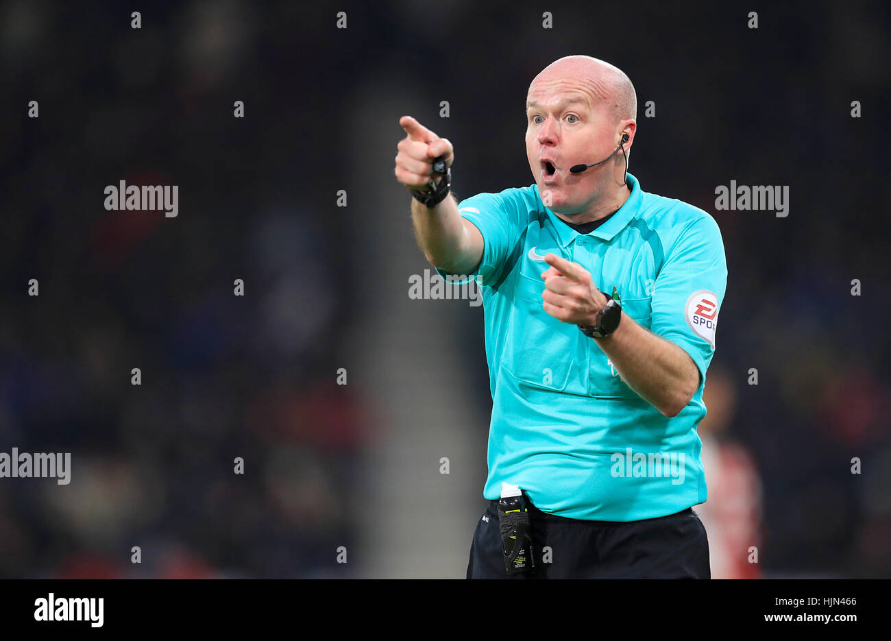Referee Lee Mason Stock Photo - Alamy