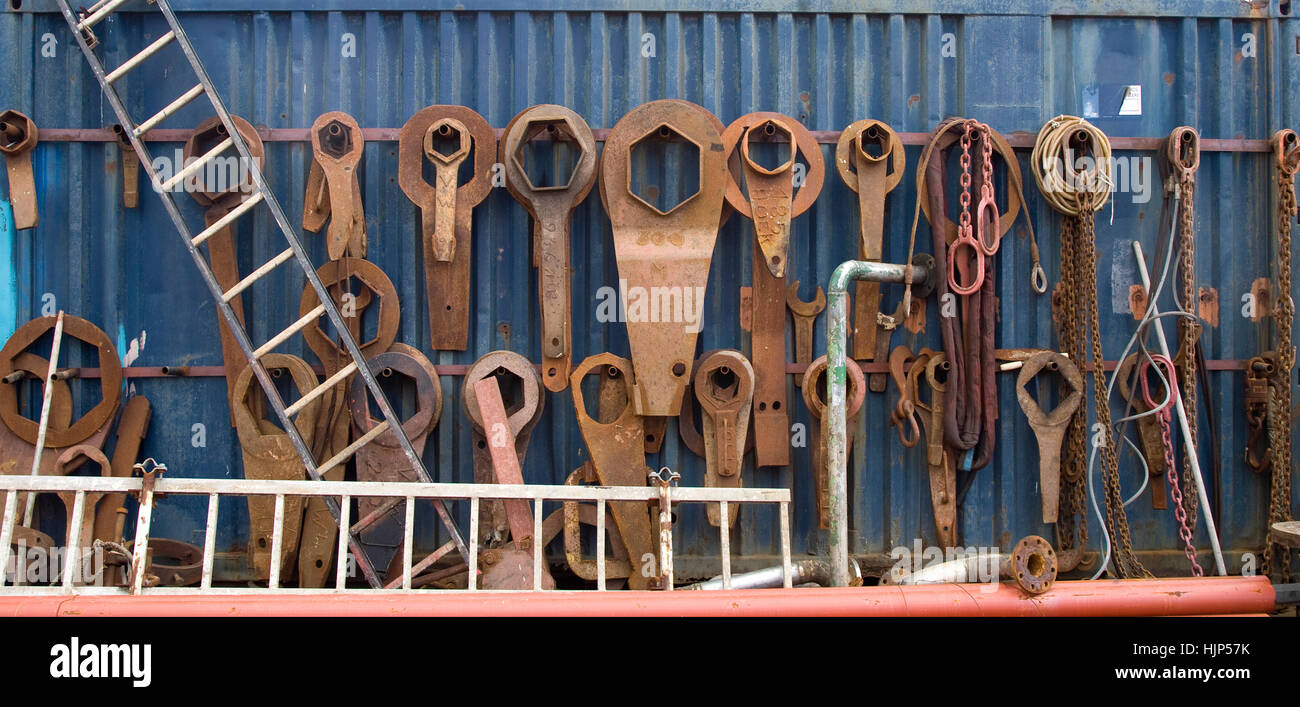 tool, big, large, enormous, extreme, powerful, imposing, immense ...