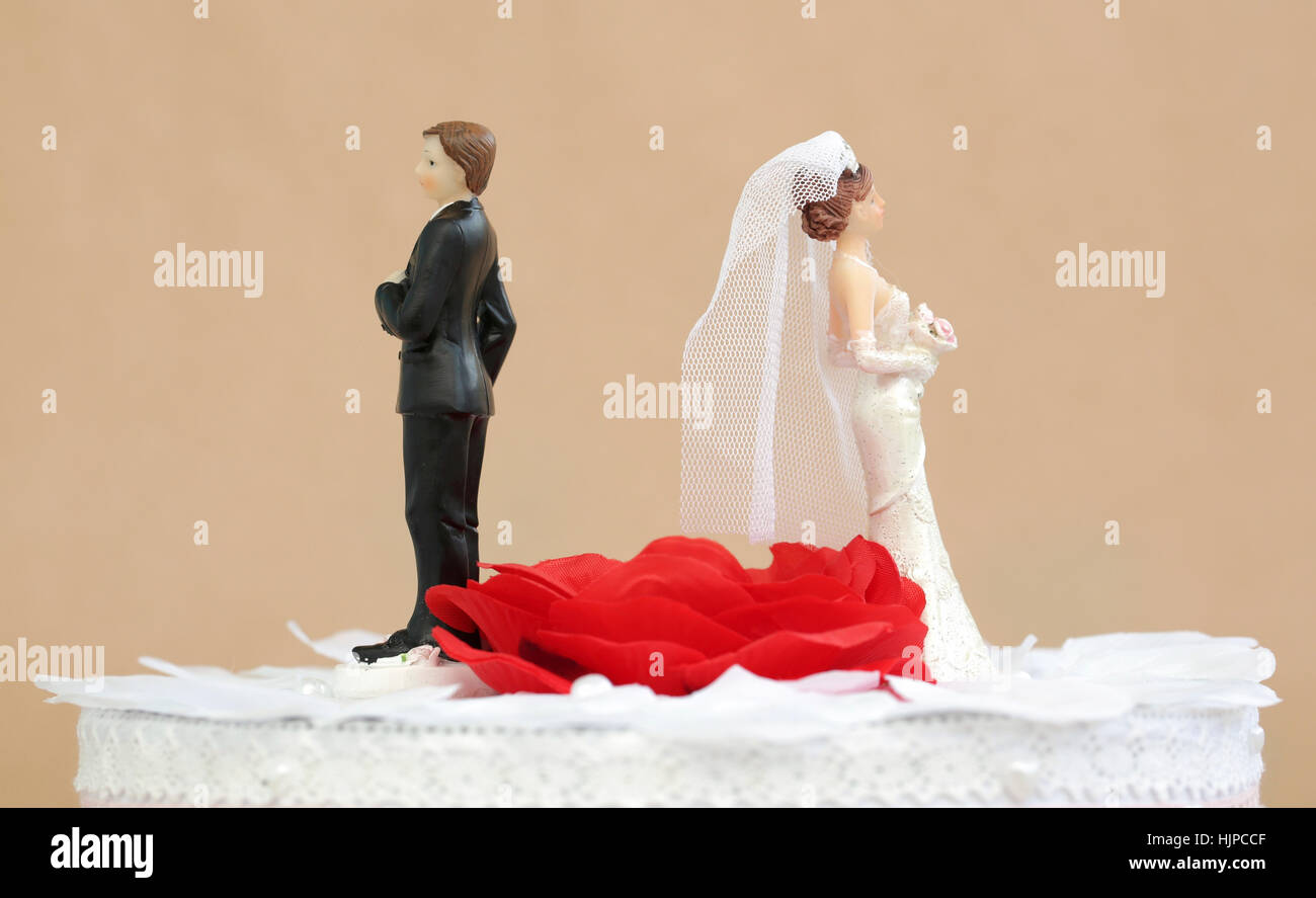 A divorced couple on top of a wedding cake Stock Photo - Alamy