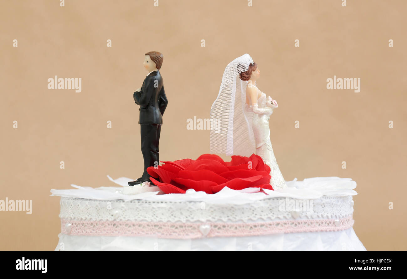 A divorced couple on top of a wedding cake Stock Photo - Alamy