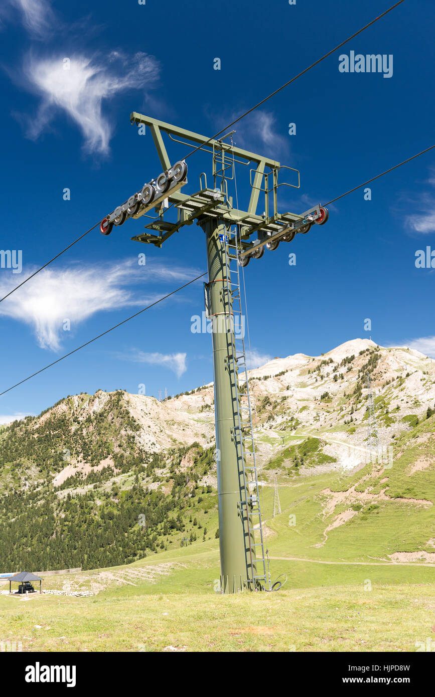 Cable car lifts hi-res stock photography and images - Alamy