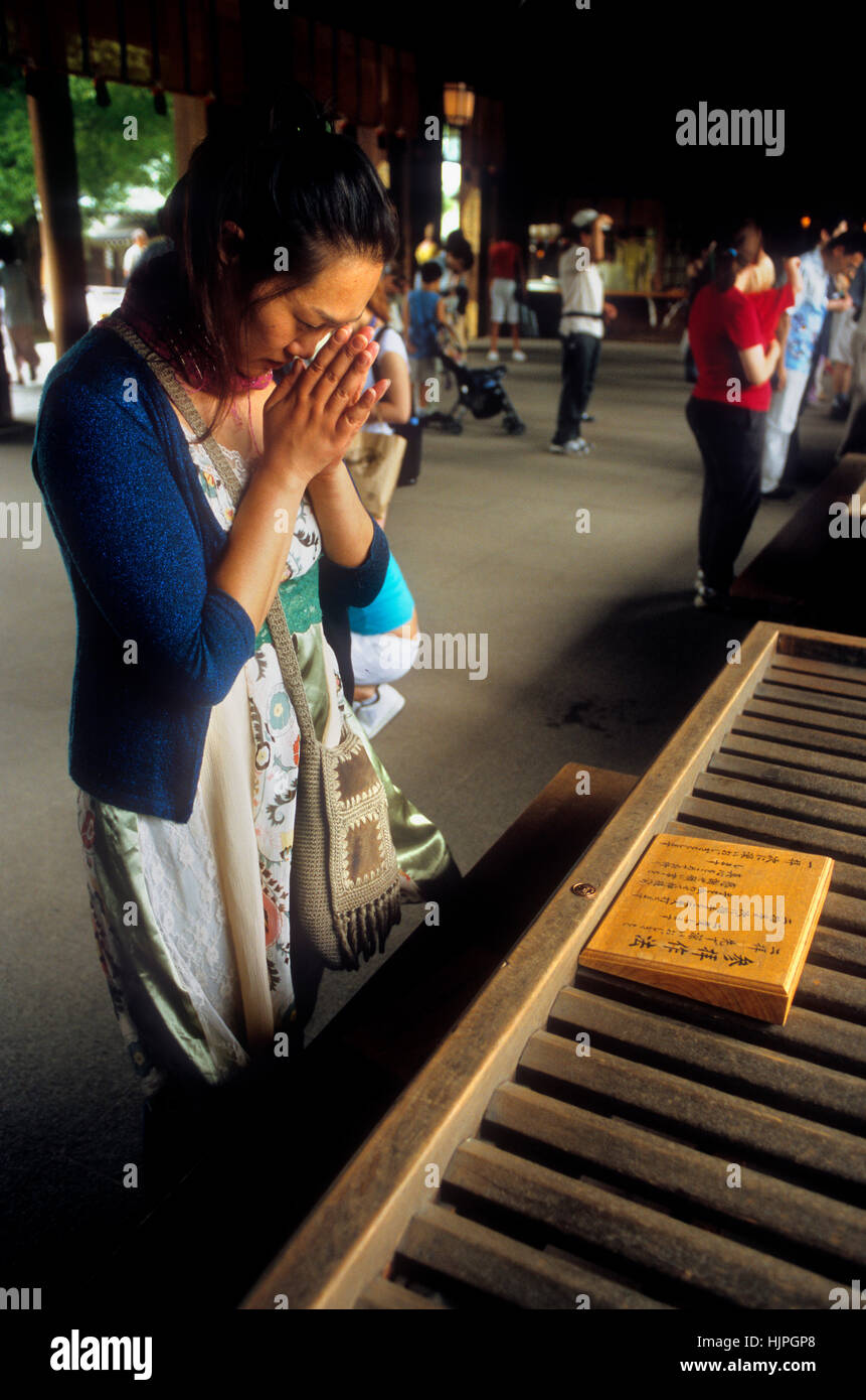 Pray, Young, woman, praying, in Meiji Jingu shrine, Tokyo city, Japan ...