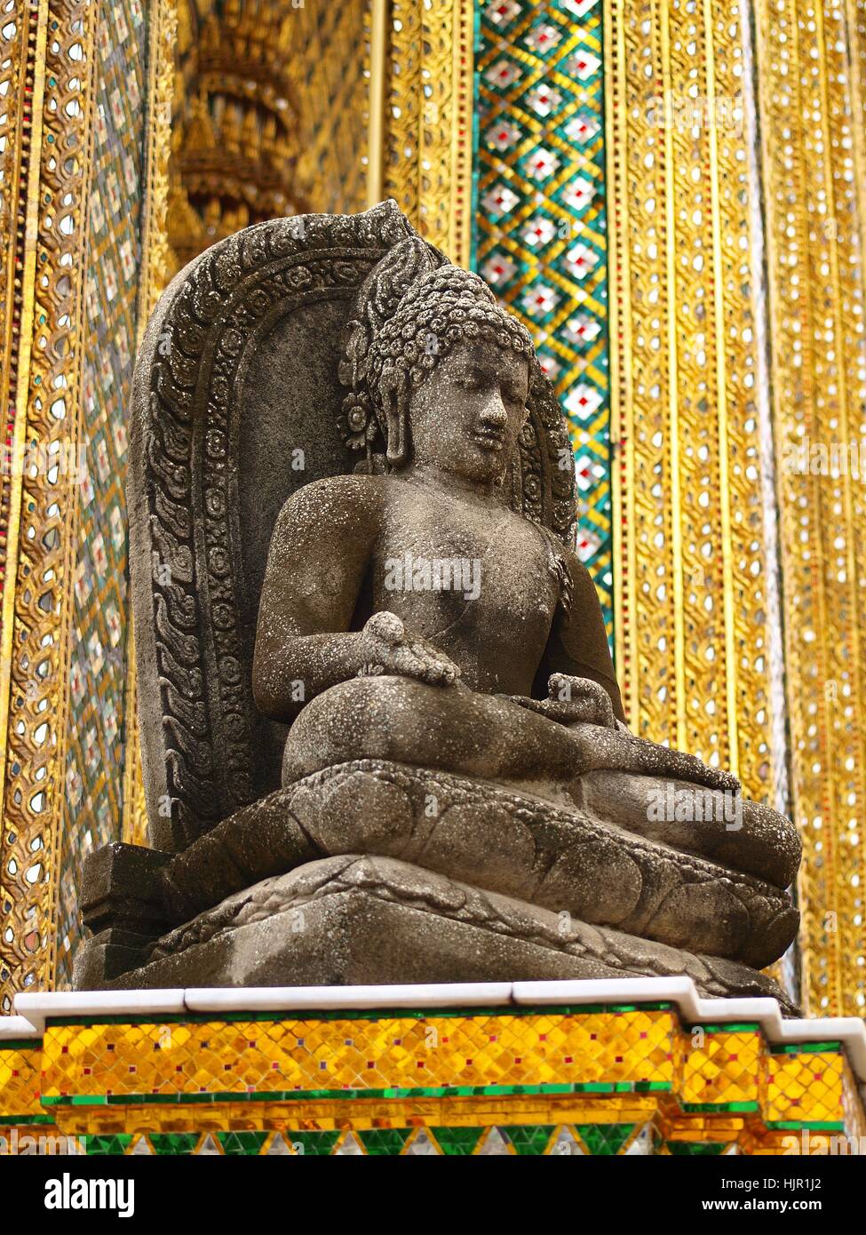 Holy black stone buddha sculpture hi-res stock photography and images ...
