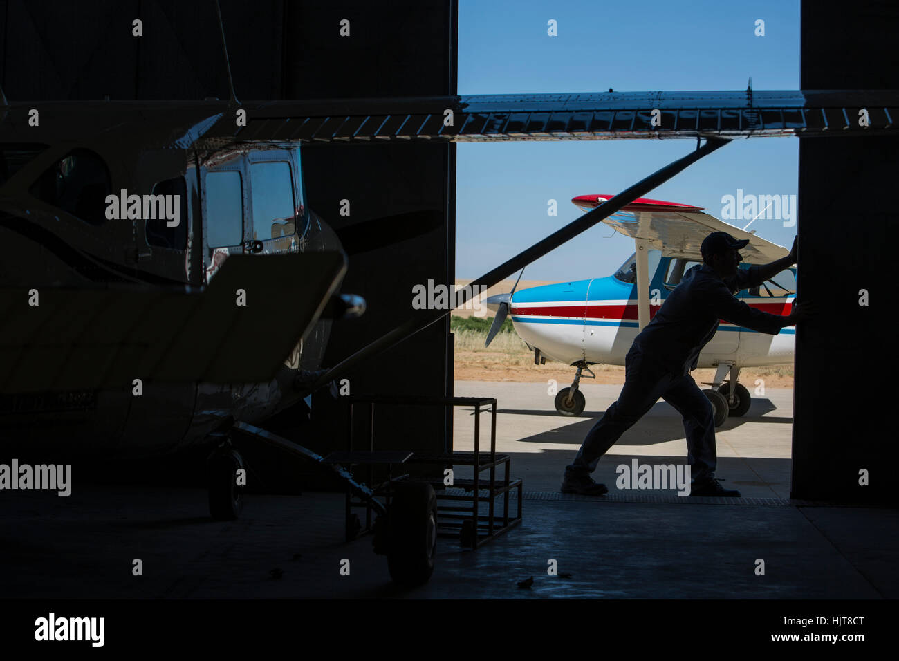 Hangar gate hi-res stock photography and images - Alamy