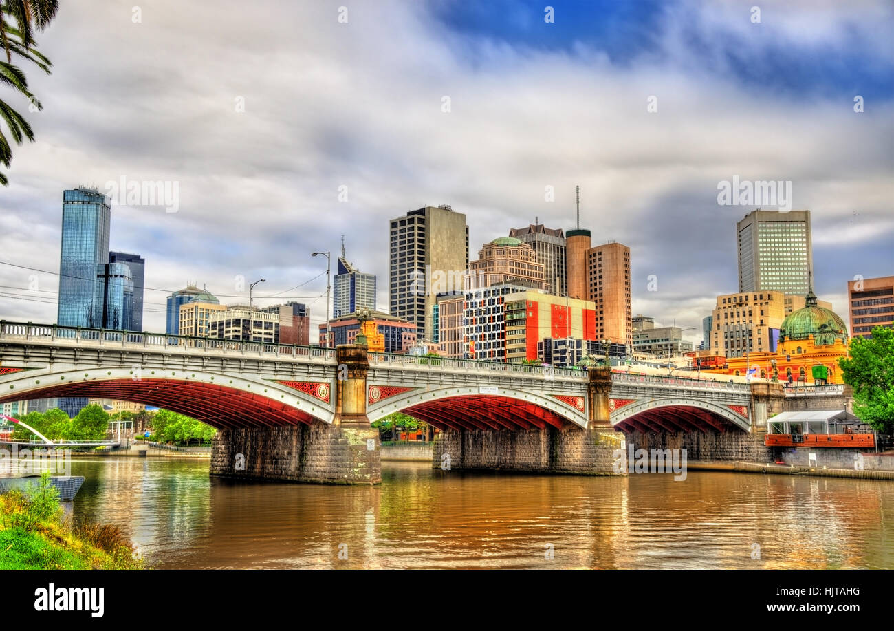 Skyline of Melbourne along the Yarra River and Princes Bridge in ...
