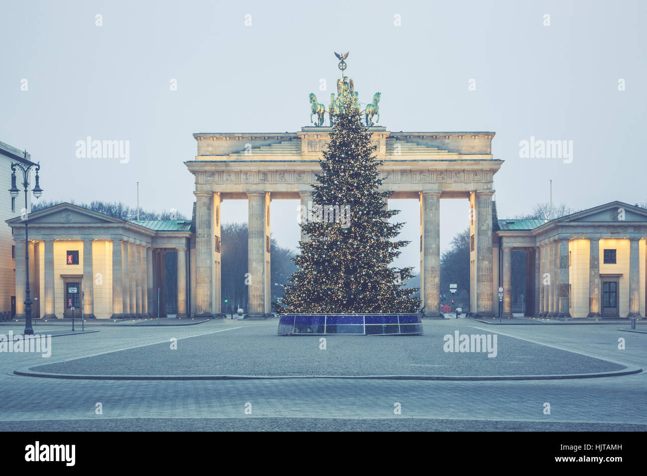Germany, Berlin, Christmas tree in front of Brandenburg Gate at Pariser ...