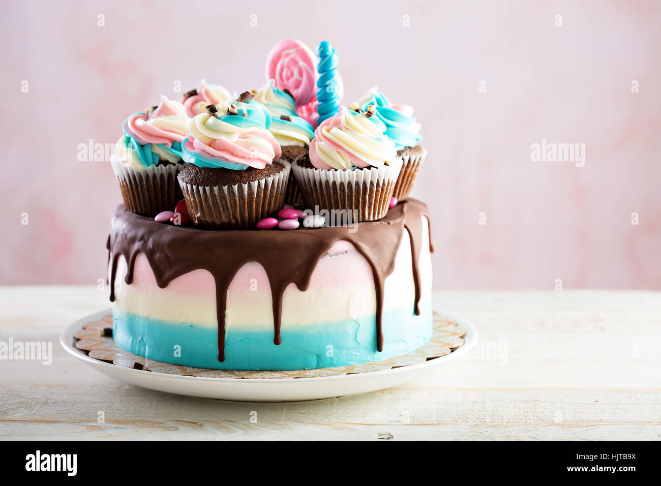 Gender reveal cake hi-res stock photography and images - Alamy