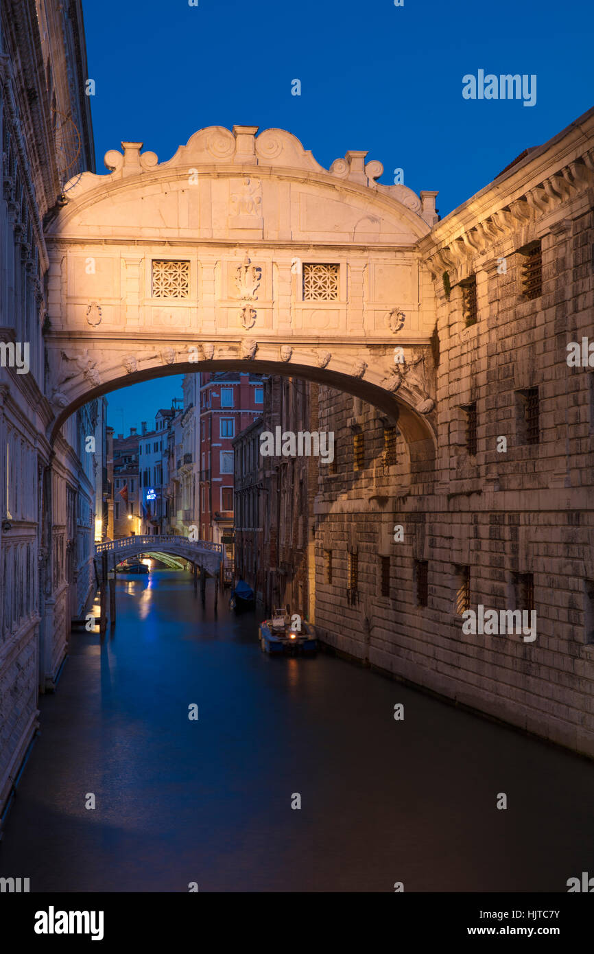 Early morning twilight over Ponte dei Sospiri - Bridge of Sighs, Venice ...
