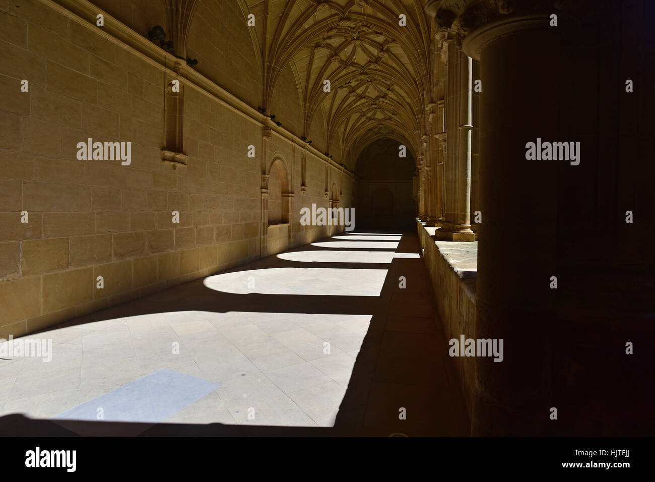 Stone cloister gothic arches hi-res stock photography and images - Alamy