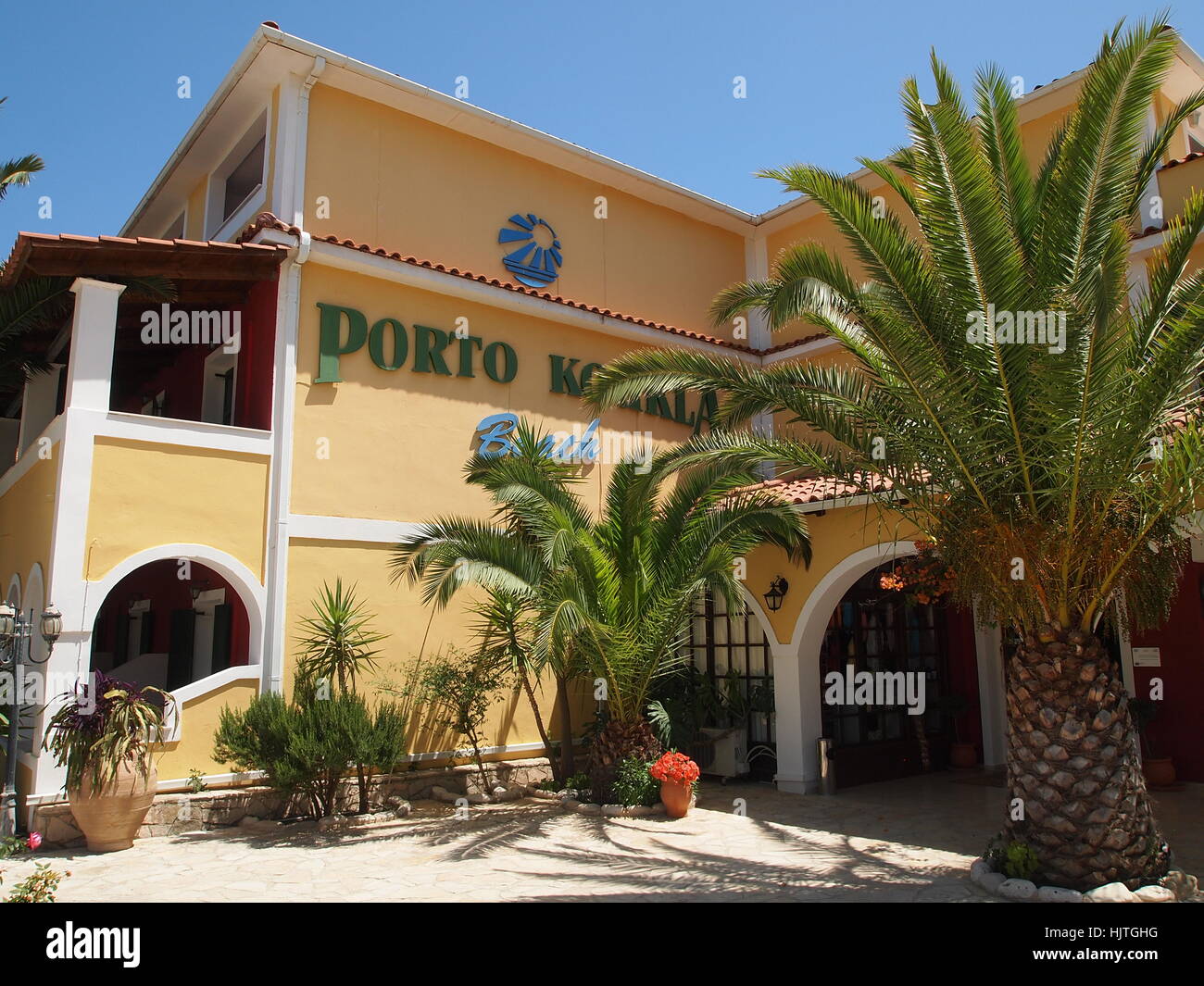 Residential building palm tree hi-res stock photography and images - Alamy