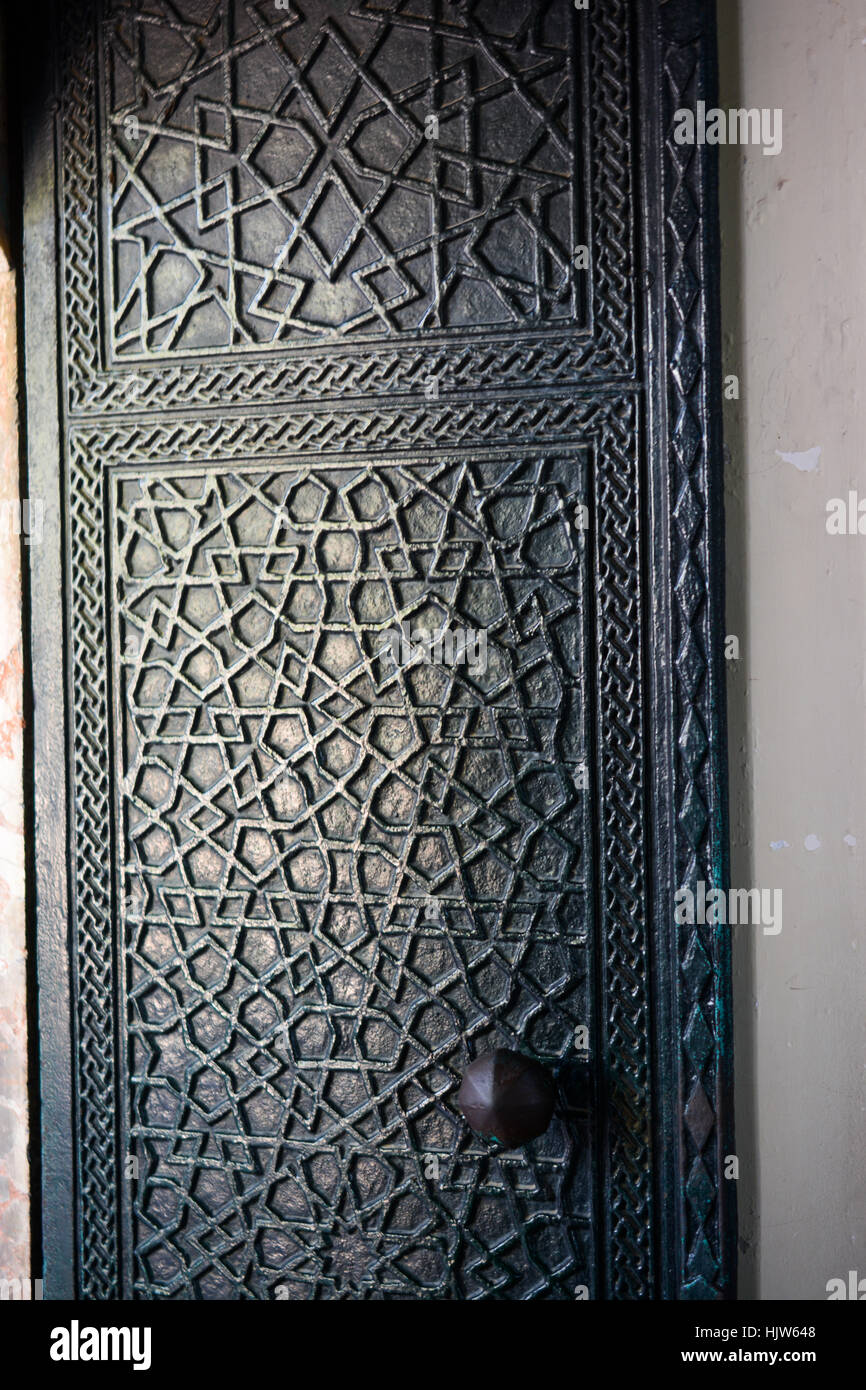 Ottoman styled geometric patterns on metal doors Stock Photo - Alamy