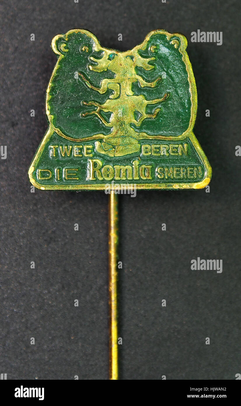Vintage green advertising pin featuring the Remia logo with two bears ...