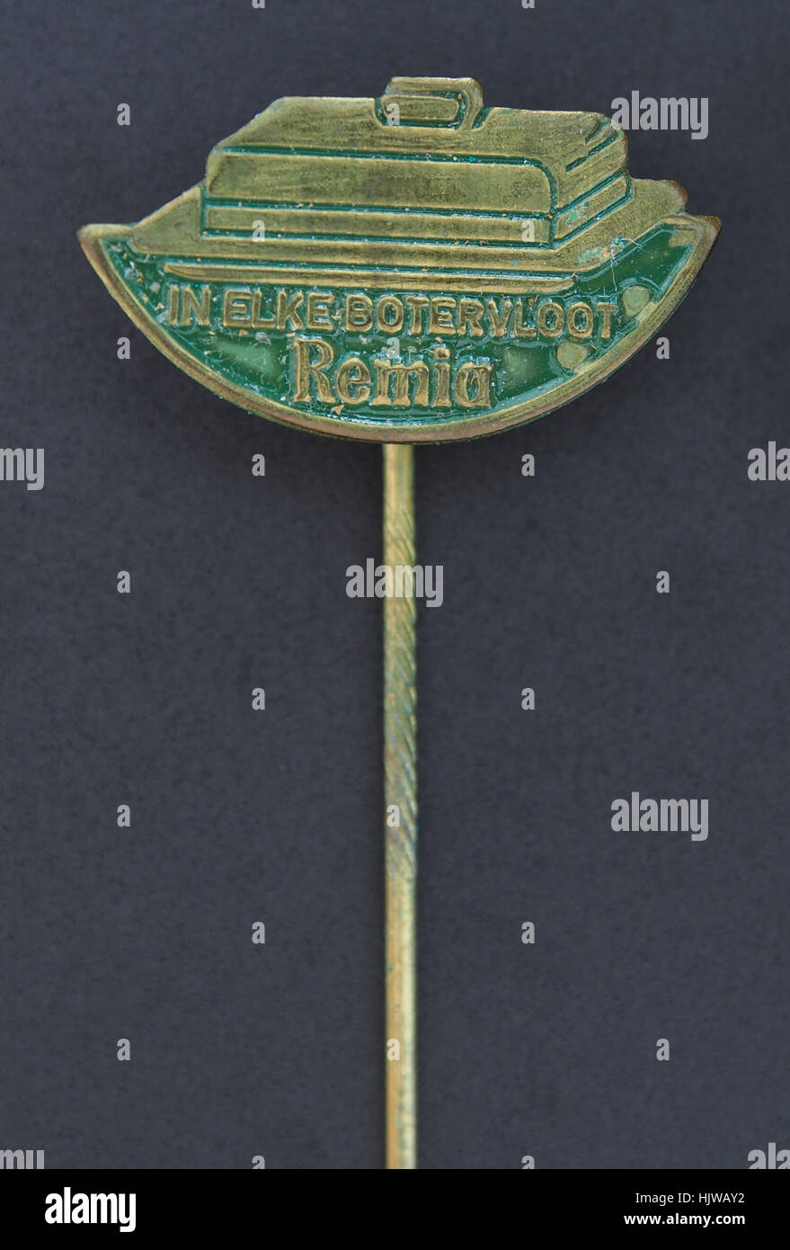 The Remia in elke botervloot speldje groen is an advertising pin from ...