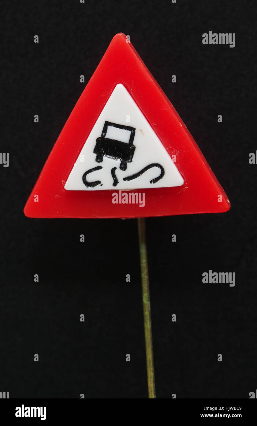 The 'Verkeersbord slipgevaar' speldje is an advertising pin featuring ...