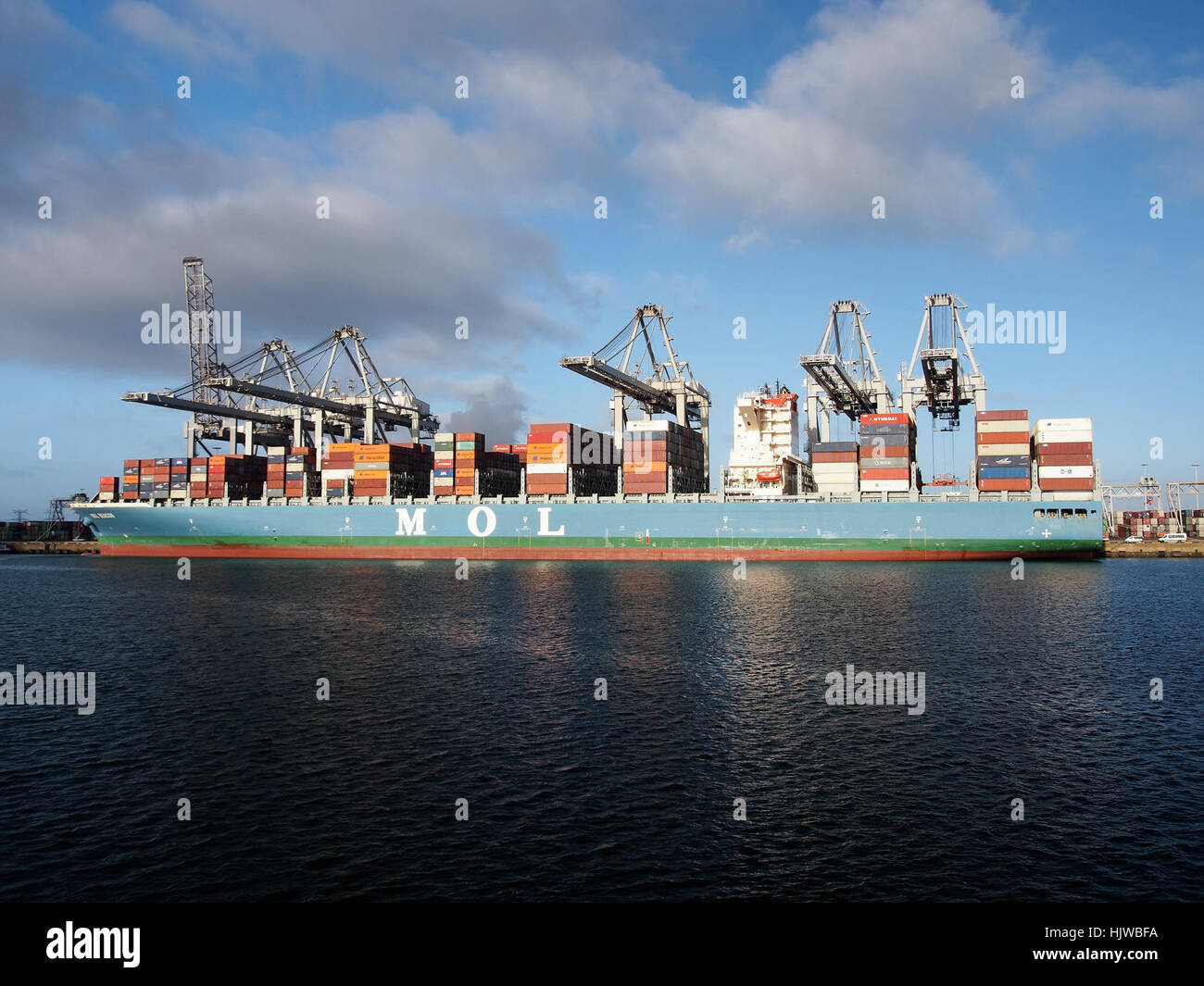 The Mol Beacon is a modern container ship built in 2015, registered under IMO 9713337. It ...